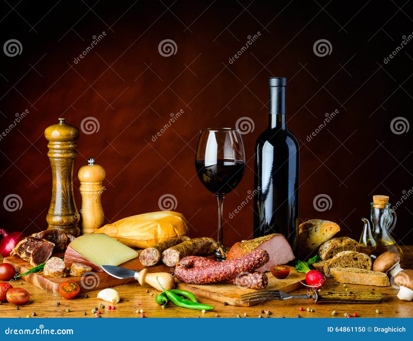 Comida rústica en la tabla foto de archivo. Imagen de tomates - 64861150