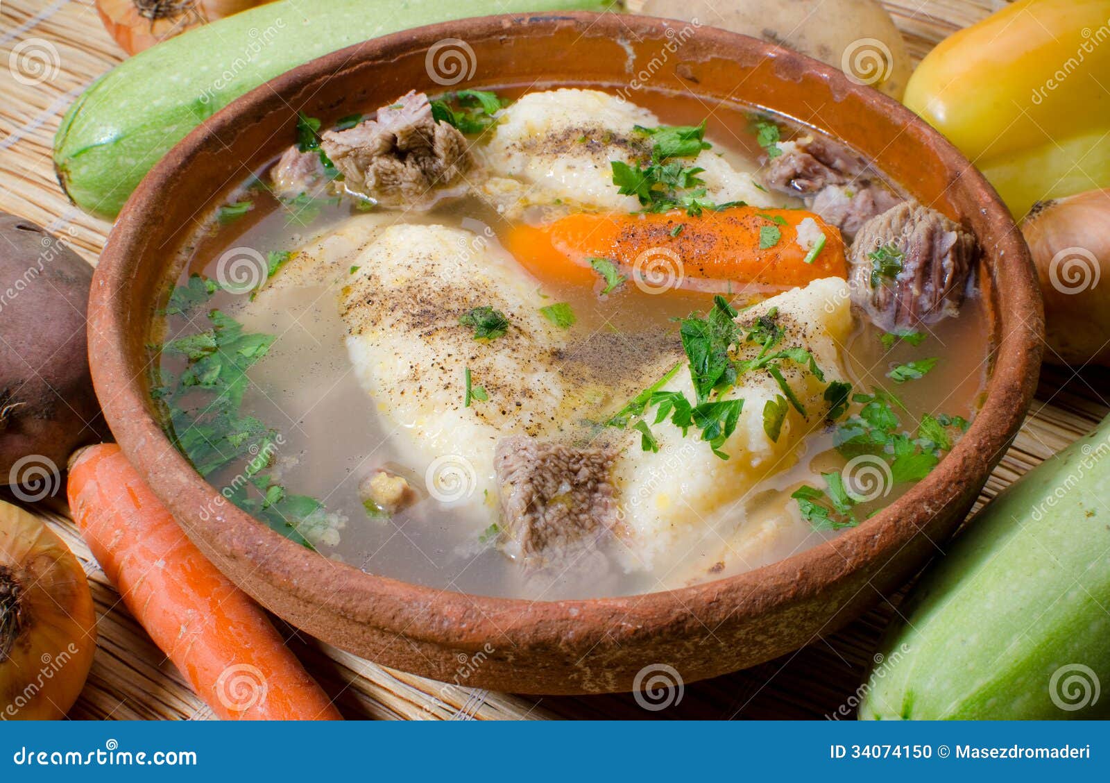 Comida Rumana - Sopa De Las Bolas De Masa Hervida Foto de archivo ...