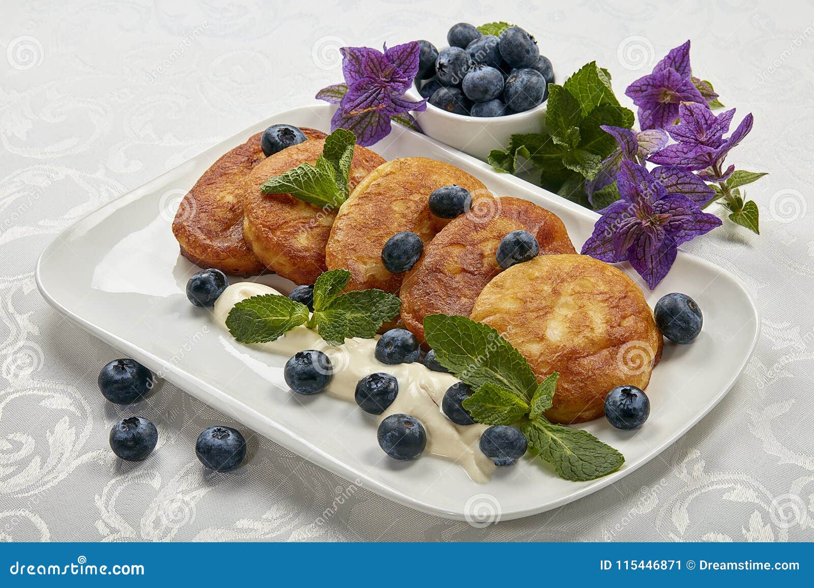 Comida Rusa Tradicional De Syrniki Imagen de archivo - Imagen de comer ...