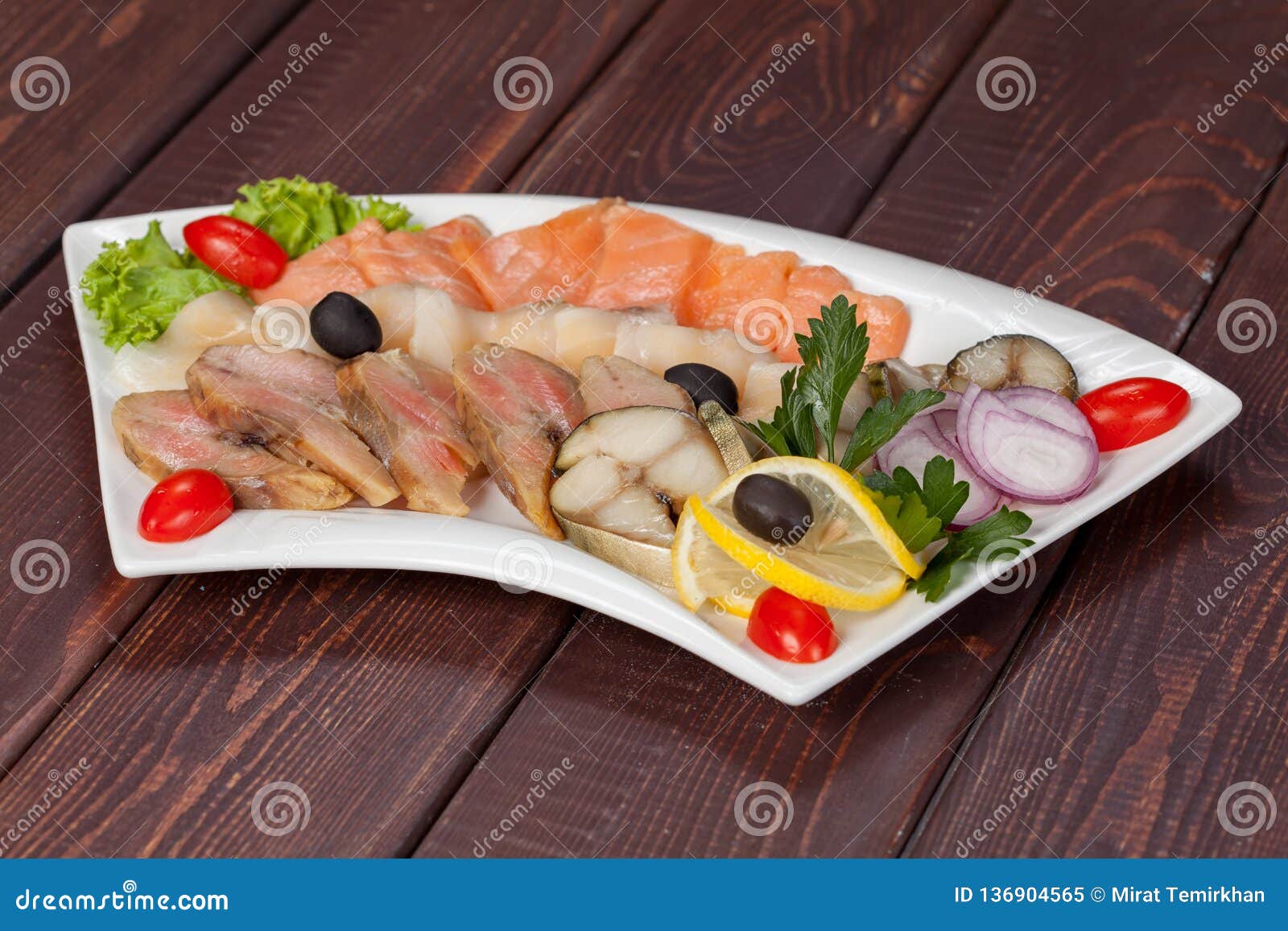 Comida Sabrosa, En El Restaurante En La Tabla, Adornada Imagen de ...
