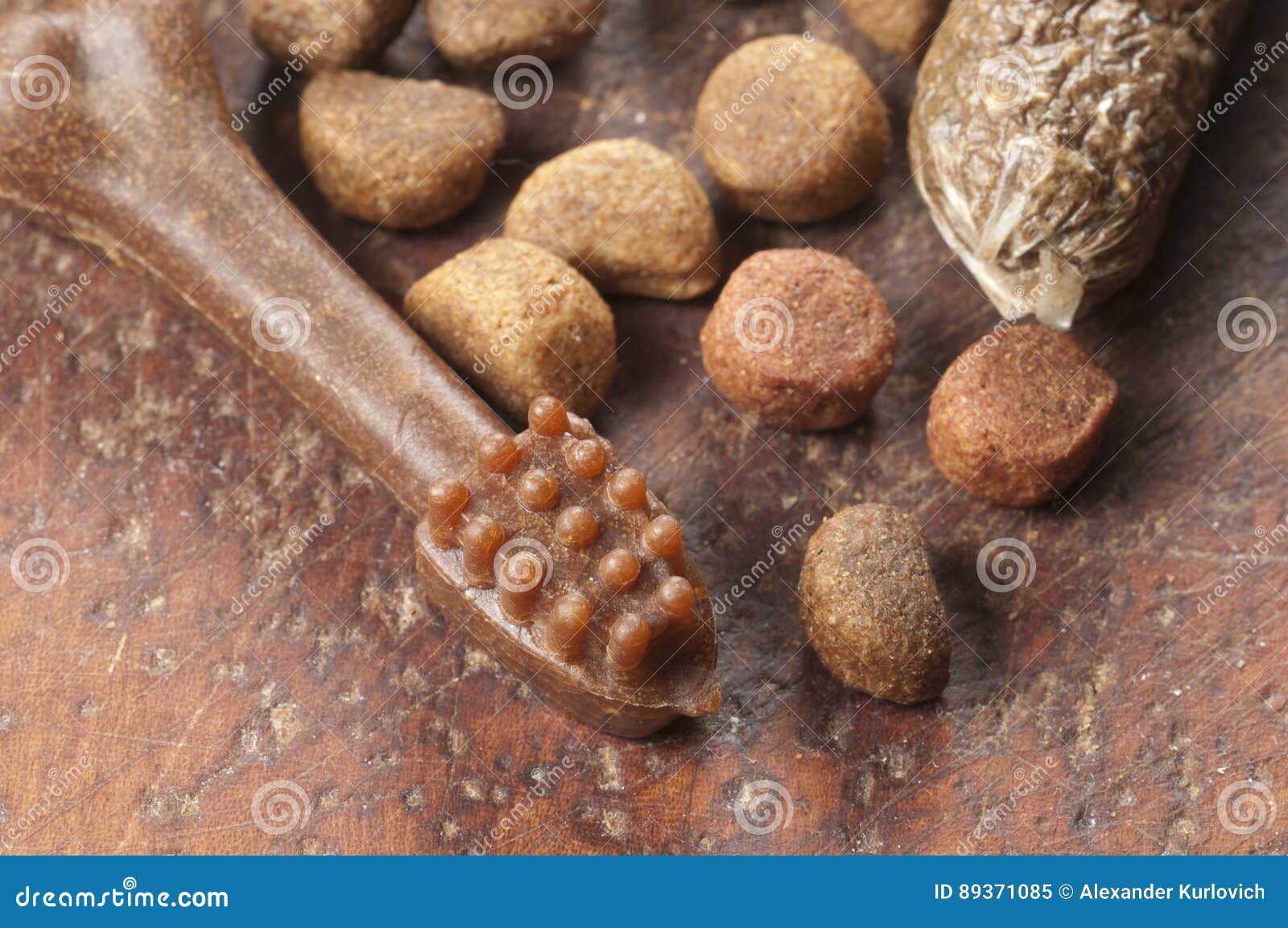 Comida seca del perro imagen de archivo. Imagen de grande - 89371085
