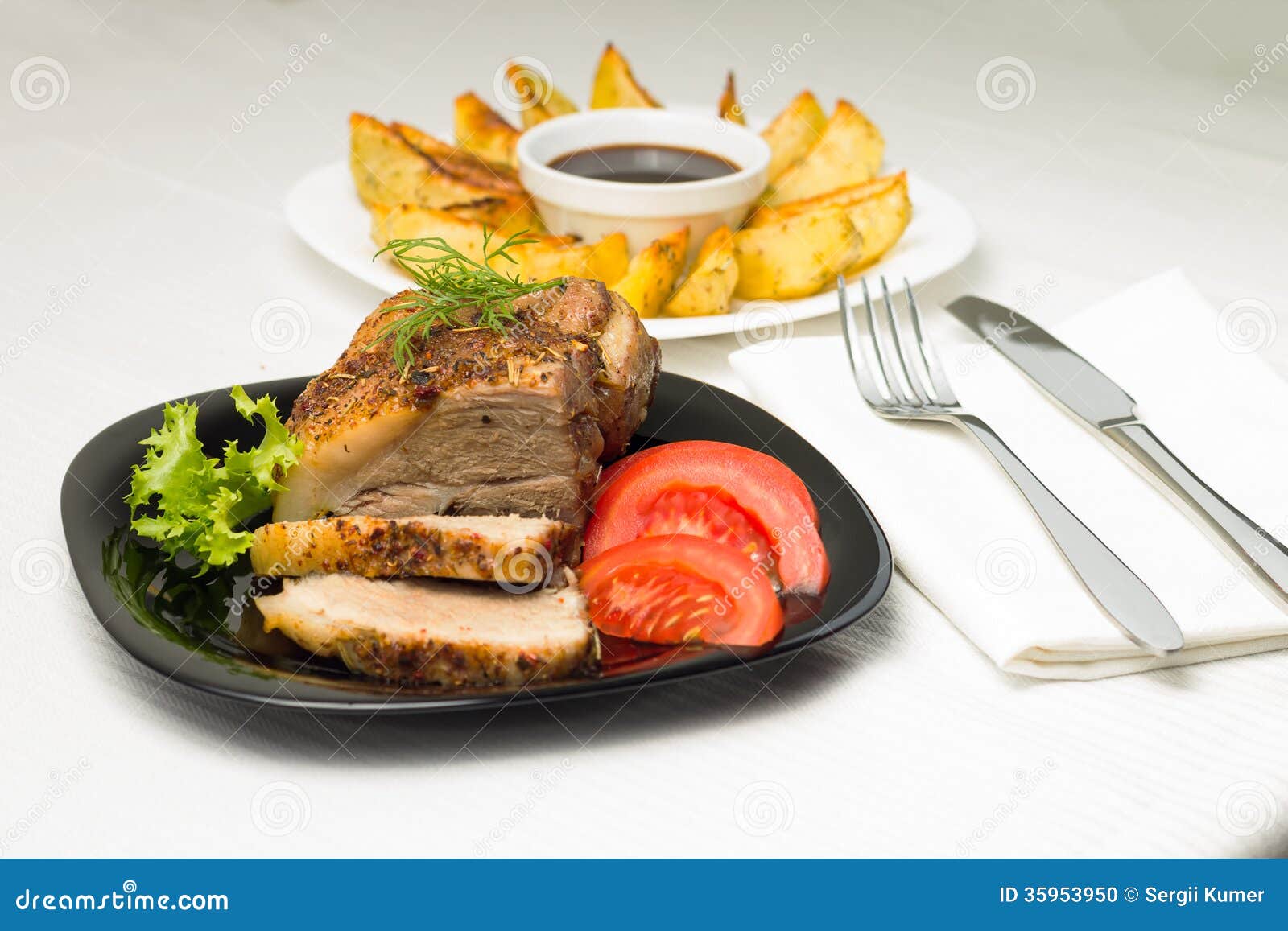 Comida Servida Con La Carne Y La Patata Con Aletas Foto de archivo ...