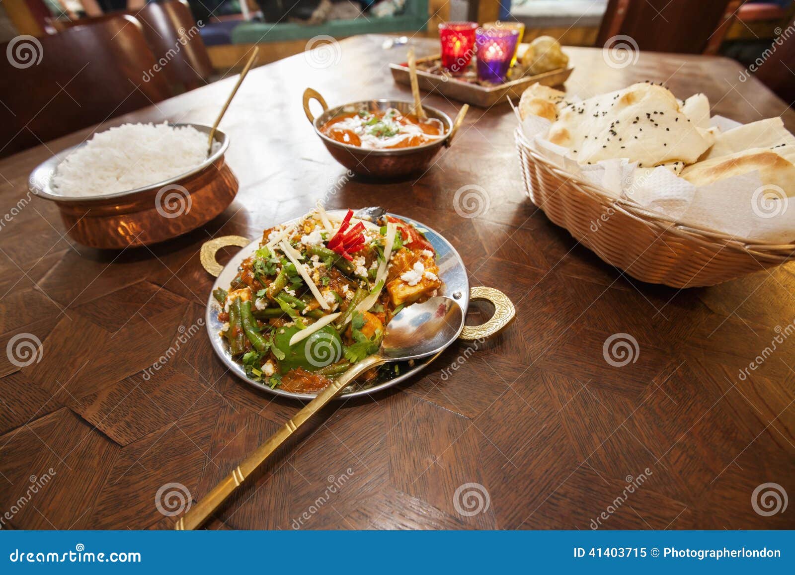 Comida Servida En La Tabla En Restaurante Imagen de archivo - Imagen de ...