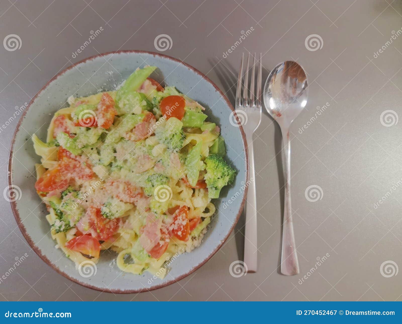 Comida Simple Y Deliciosa Preparada a Solas Imagen de archivo - Imagen ...
