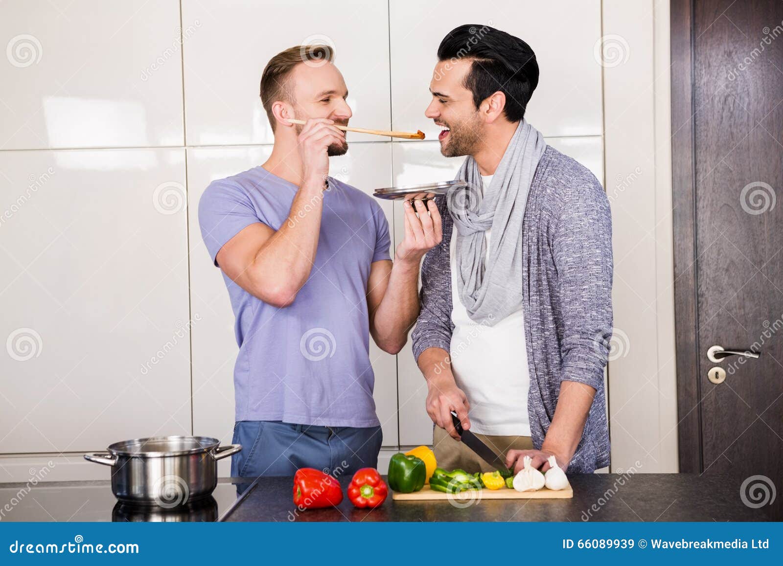 Comida Sonriente De La Prueba Del Hombre Imagen de archivo - Imagen de ...