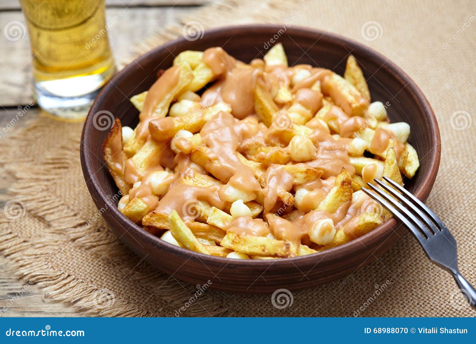Comida Tradicional De Poutine Quebec Con Las Fritadas, El Queso Cuajado ...
