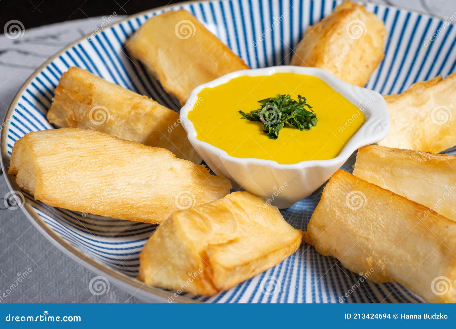 Comida Tradicional Peruana. Yuca Frita Con Salsa Foto de archivo ...