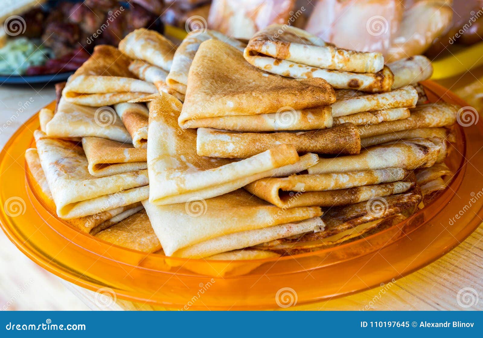 Comida Tradicional Rusa Crepes Fritas Apetitosas Imagen de archivo ...