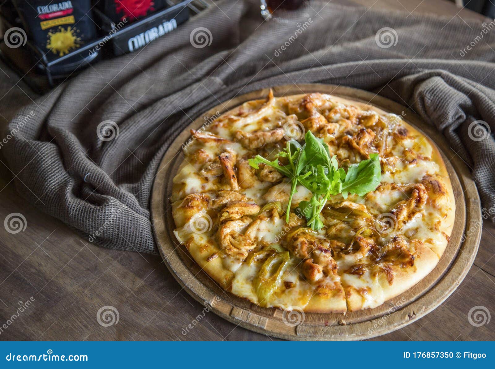 Comida Tradicional Turca : Foto De Pizza De Pollo Foto de archivo ...