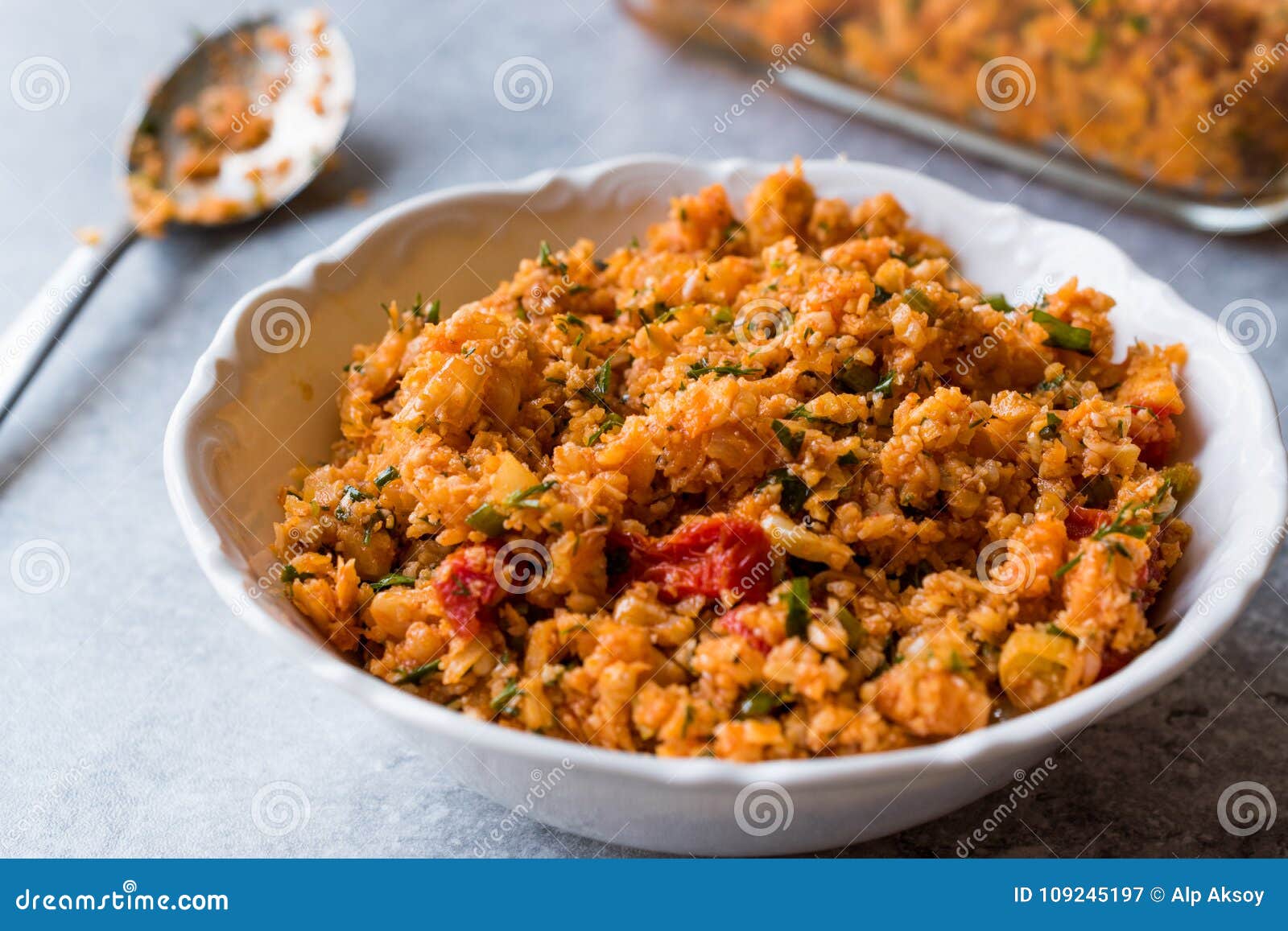Comida Turca Kisir De La Coliflor/ensalada Del Bulgur Imagen de archivo ...