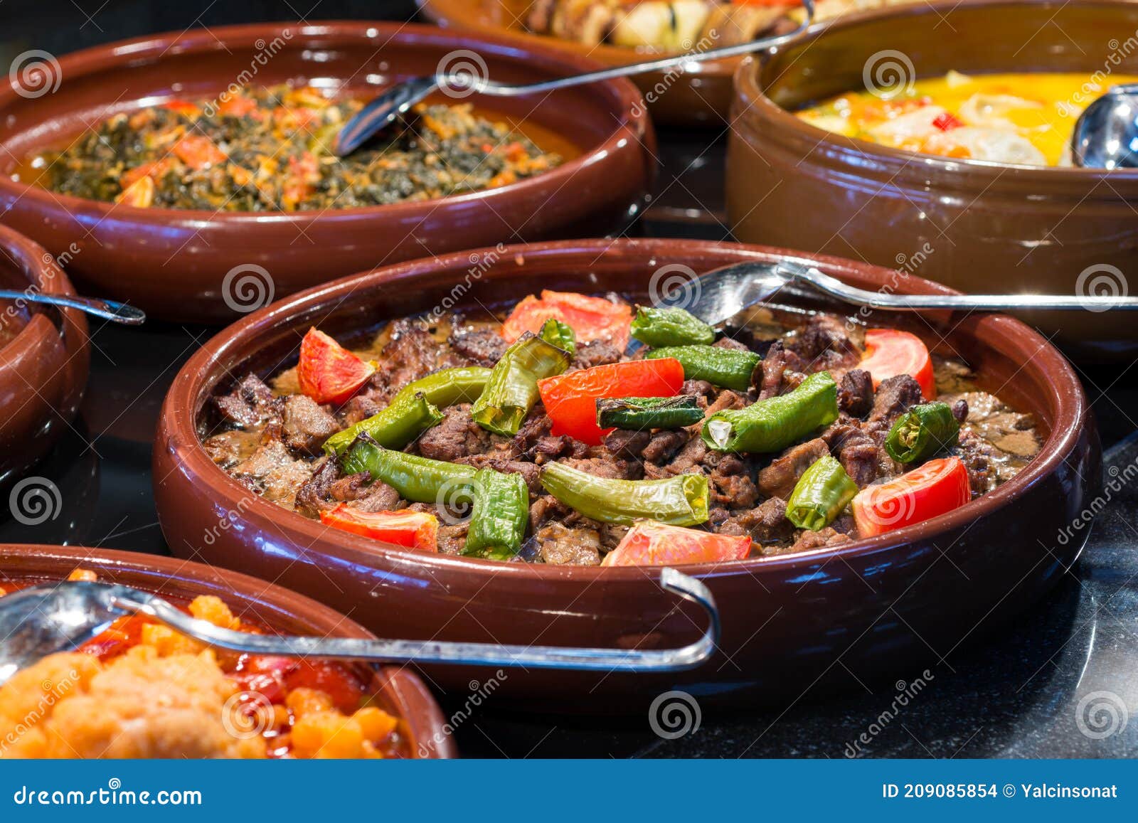 Comida Turca Tradicional Num Pote De Barro Num Restaurante Turco Foto ...