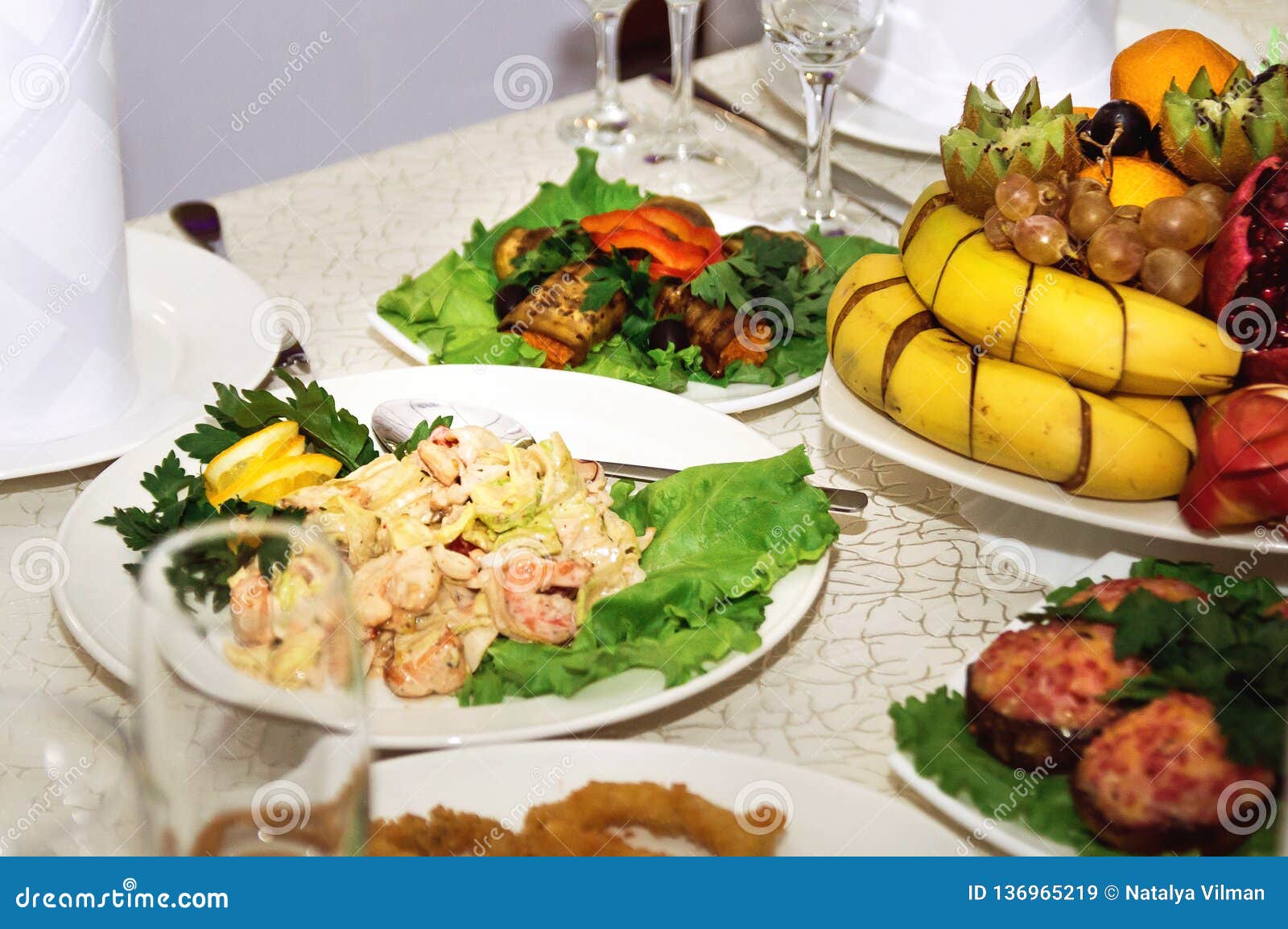 Comida Variada Sabrosa En La Tabla Festiva Servida Imagen de archivo ...