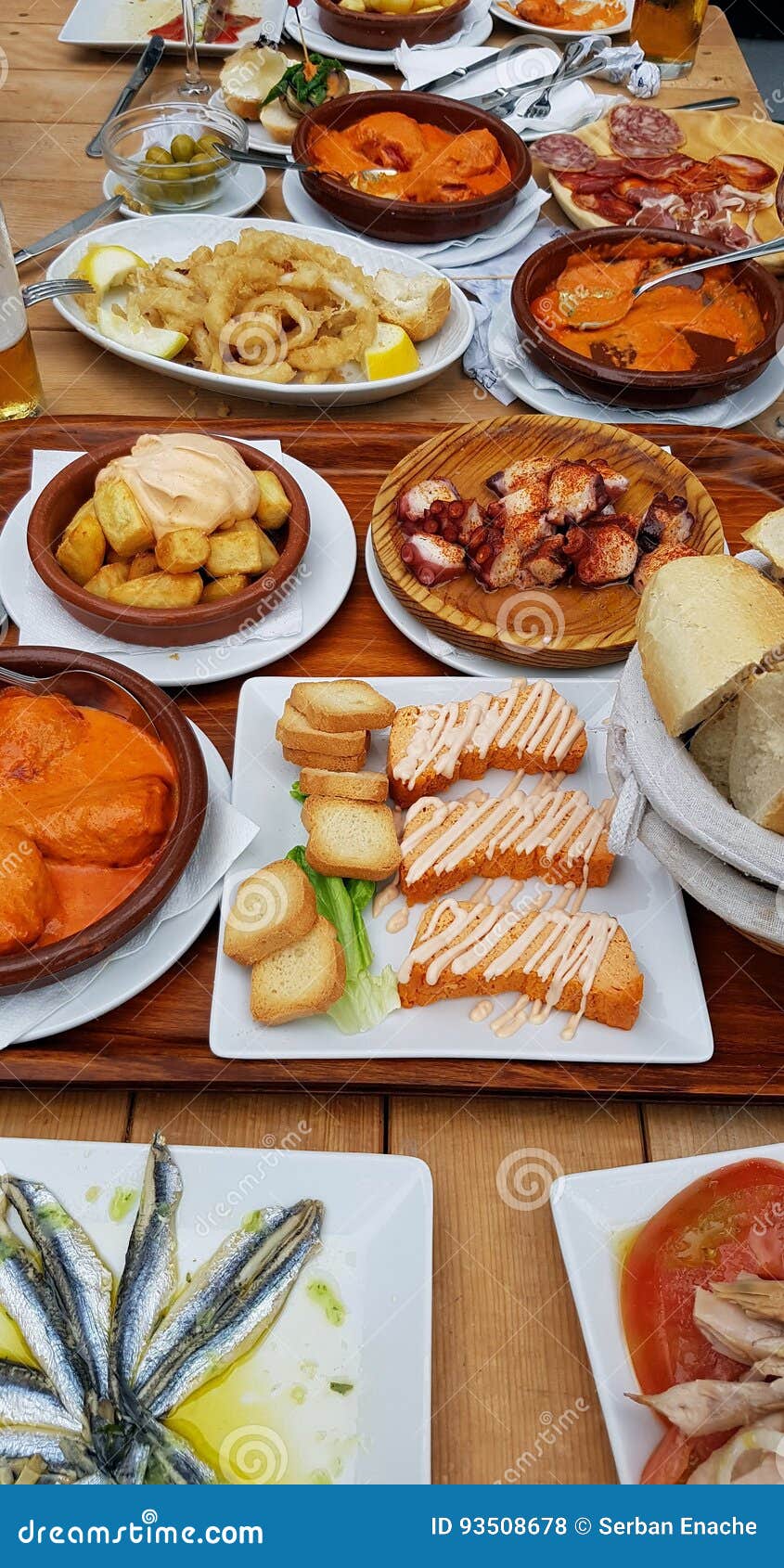 Comida Vasca Tradicional En La Mesa De Picnic Foto de archivo - Imagen ...