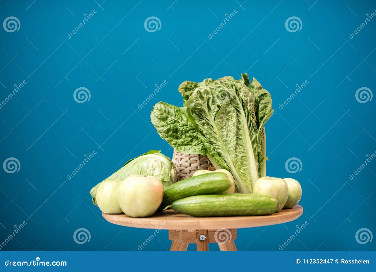 Comida Verde En El Backgorund Azul Imagen de archivo - Imagen de verde ...