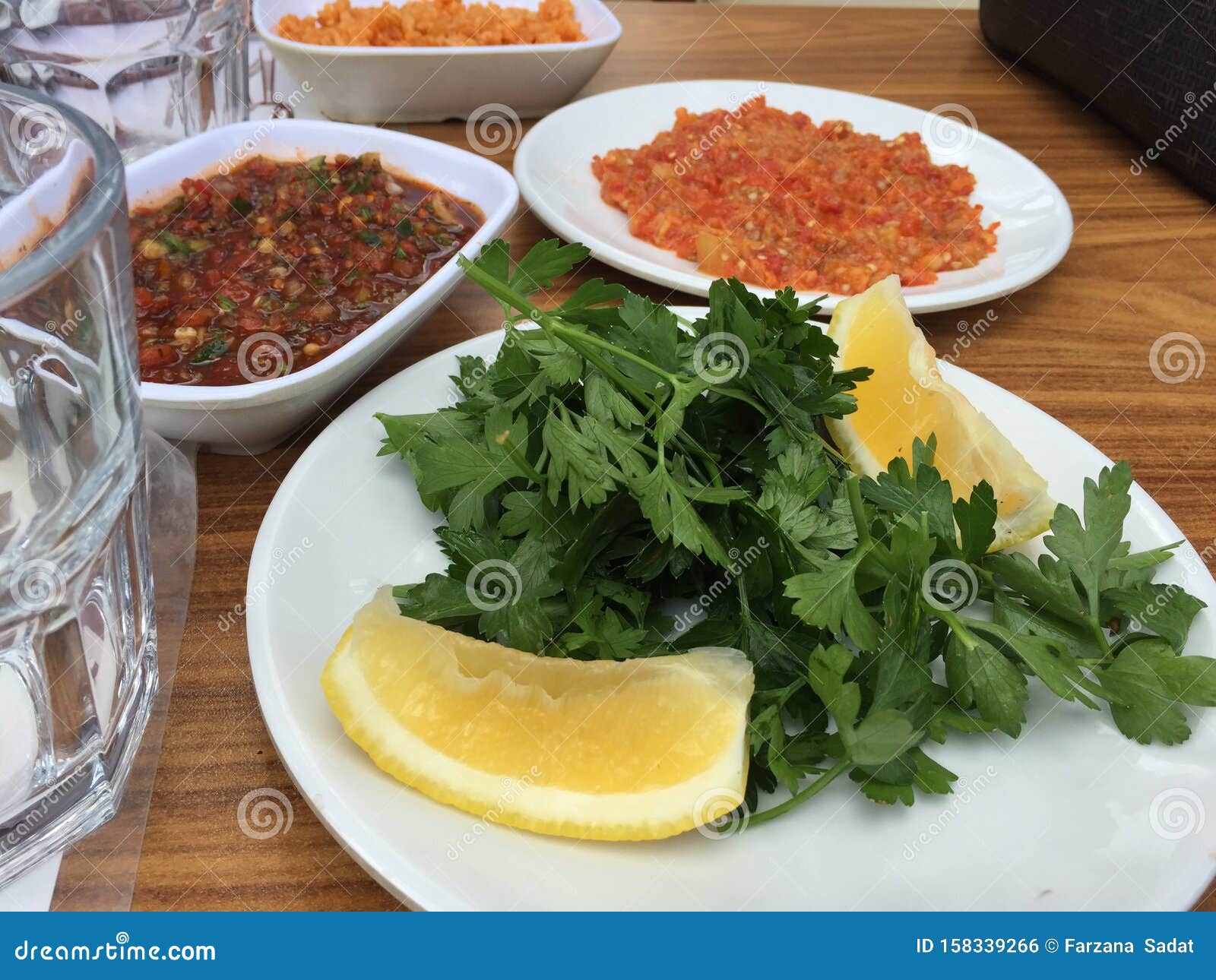 Comida y ensalada sabrosas foto de archivo. Imagen de salmueras - 158339266