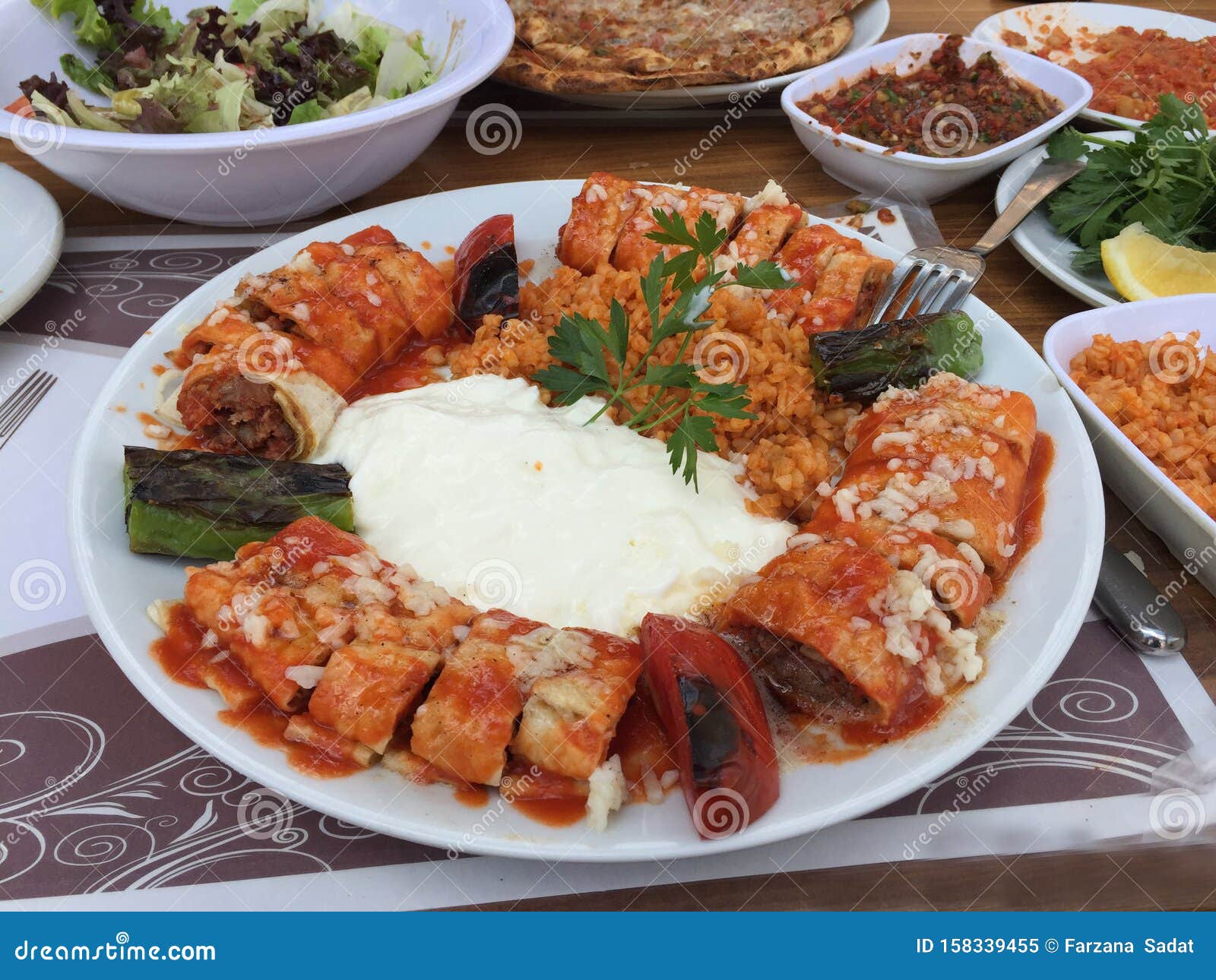 Comida y ensalada sabrosas imagen de archivo. Imagen de patata - 158339455