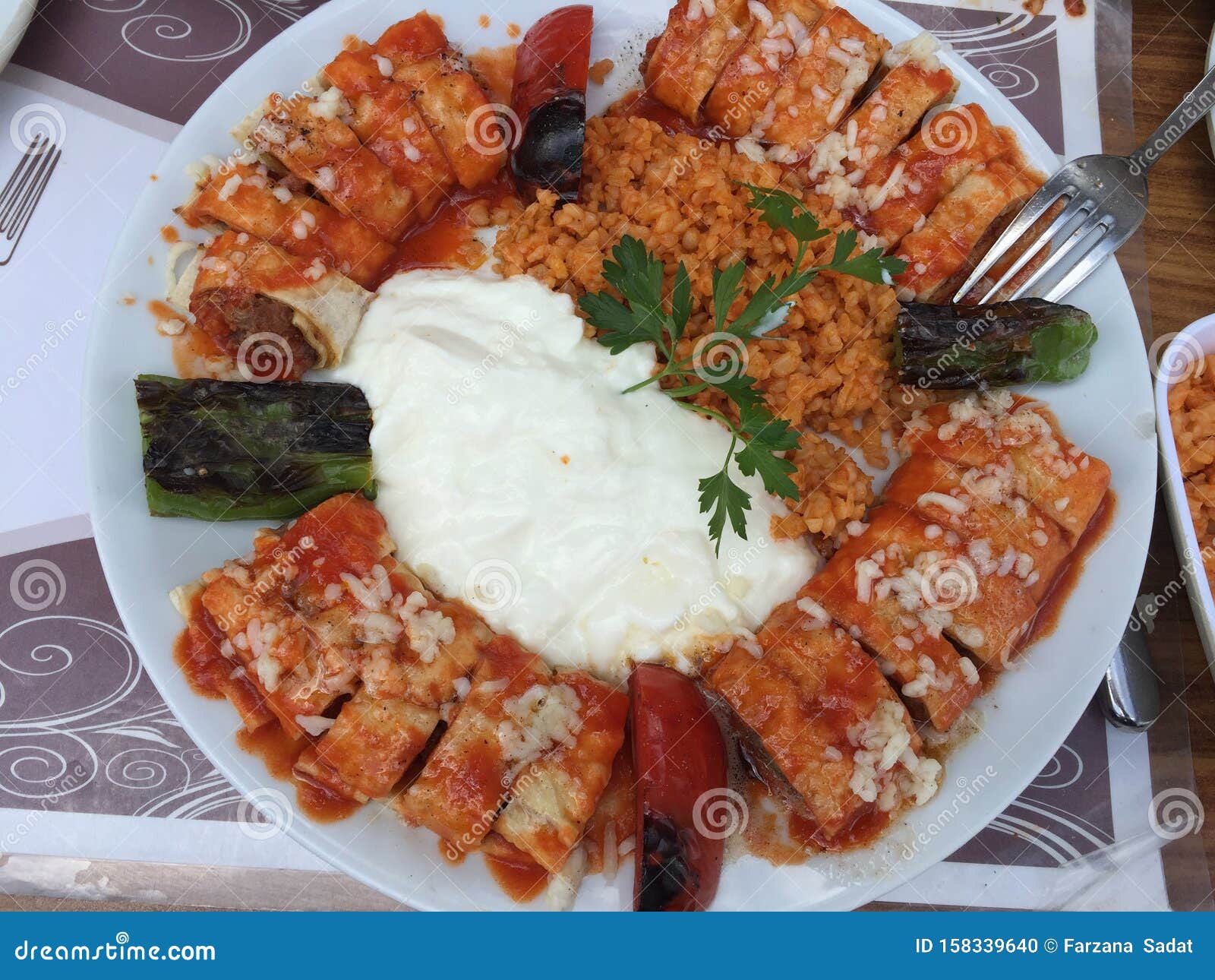 Comida y ensalada sabrosas foto de archivo. Imagen de ensalada - 158339640
