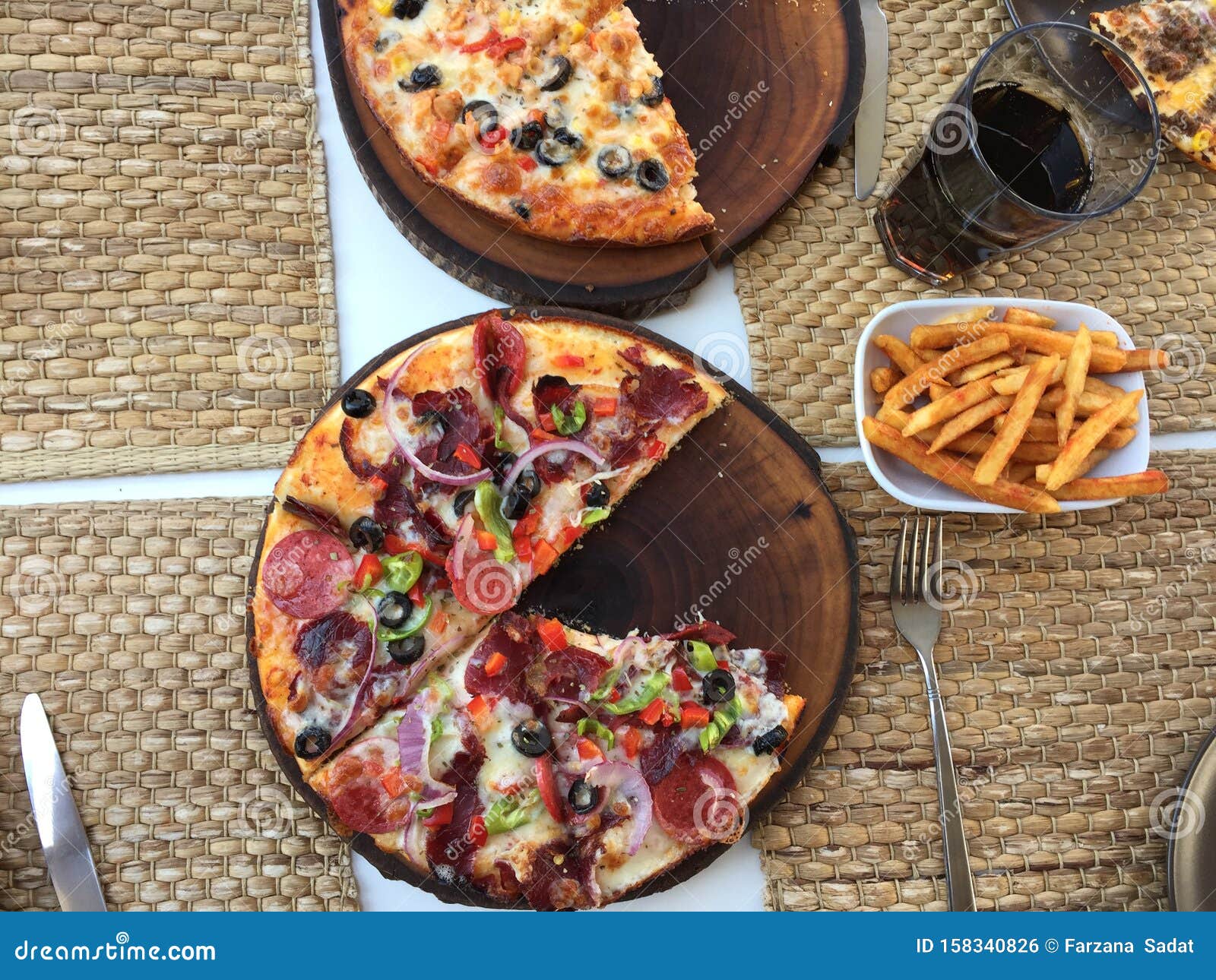 Comida y ensalada sabrosas foto de archivo. Imagen de pedazos - 158340826