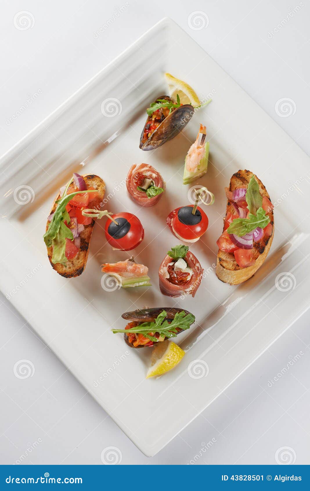 Comidas De La Variedad Servidas En Una Placa Cuadrada Imagen de archivo ...