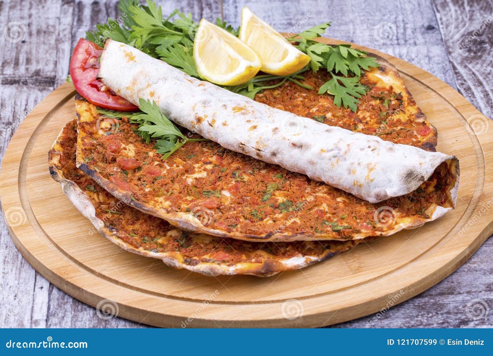 Comidas turcas; Lahmacun imagen de archivo. Imagen de restaurante ...