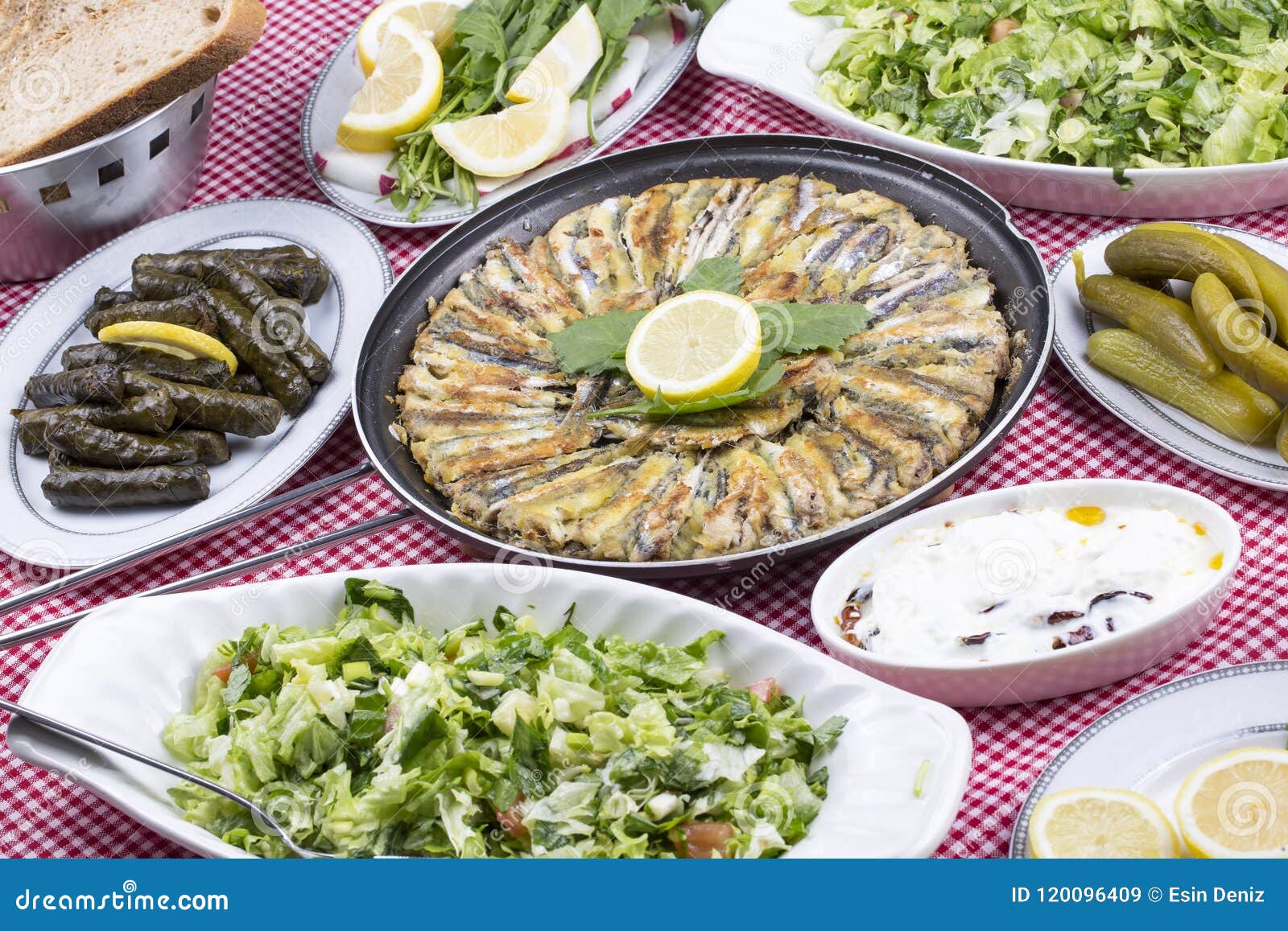 Comidas Turcas; Tava Del Hamsi Imagen de archivo - Imagen de ...