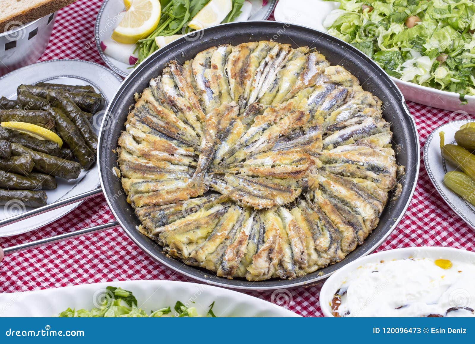 Comidas Turcas; Tava Del Hamsi Imagen de archivo - Imagen de turco ...