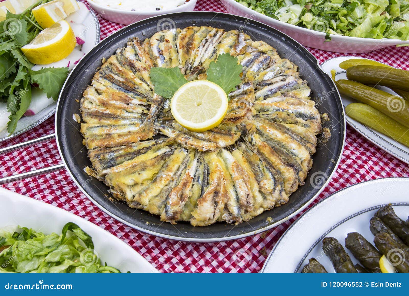 Comidas Turcas; Tava Del Hamsi Foto de archivo - Imagen de fresco ...