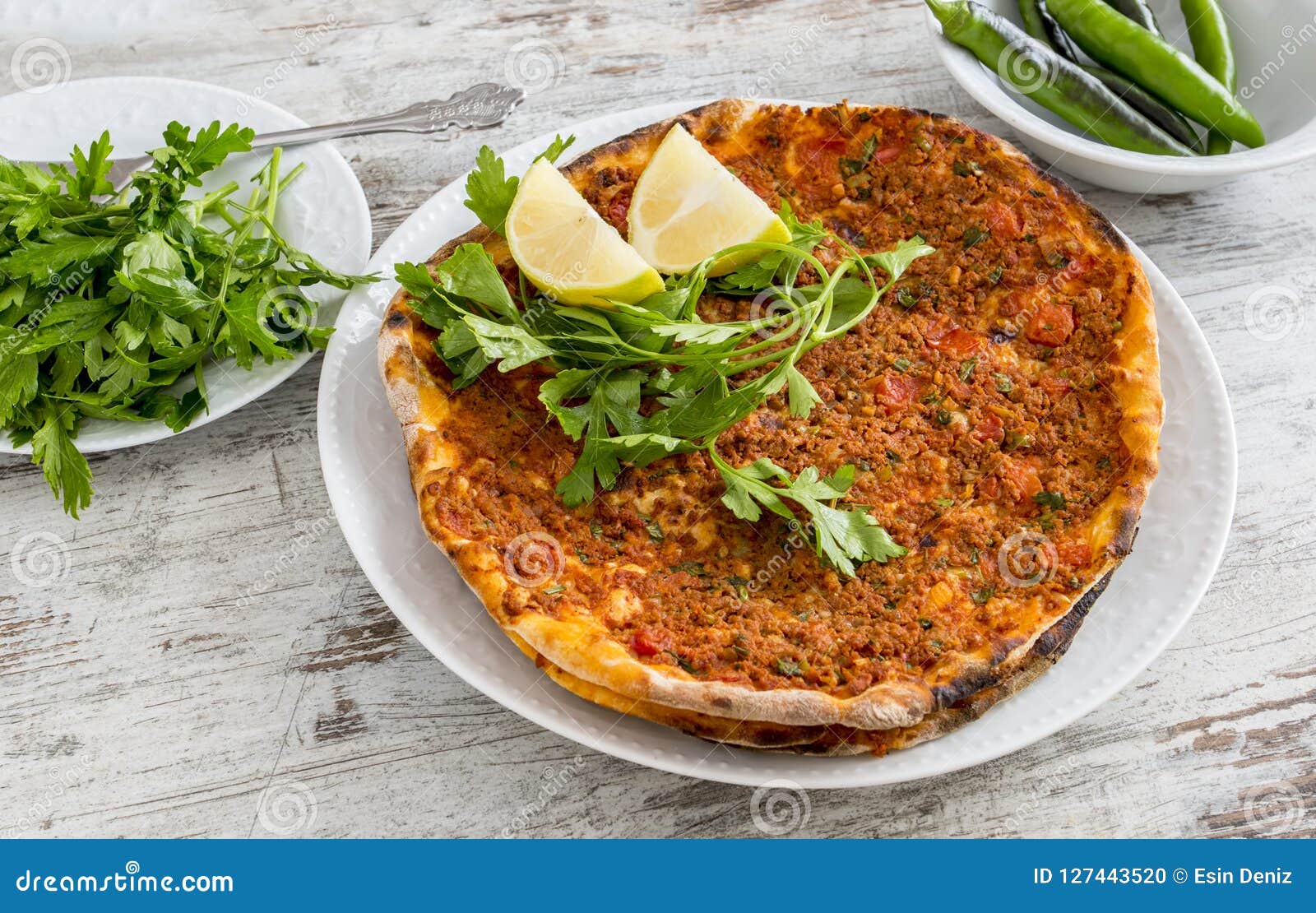 Comidas Turcas Tradicionales; Pizza Turca Lahmacun Foto de archivo ...