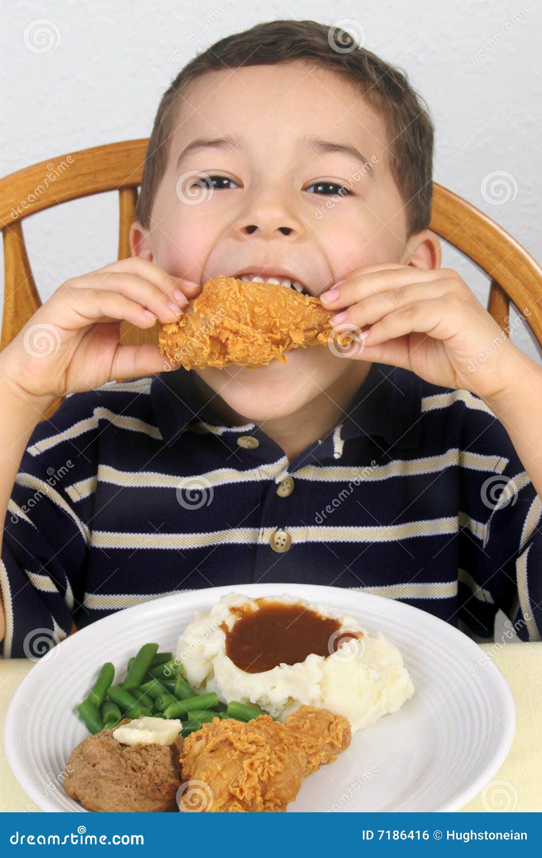 Comiendo El Pollo Frito 5 Años Foto de archivo - Imagen de patatas ...