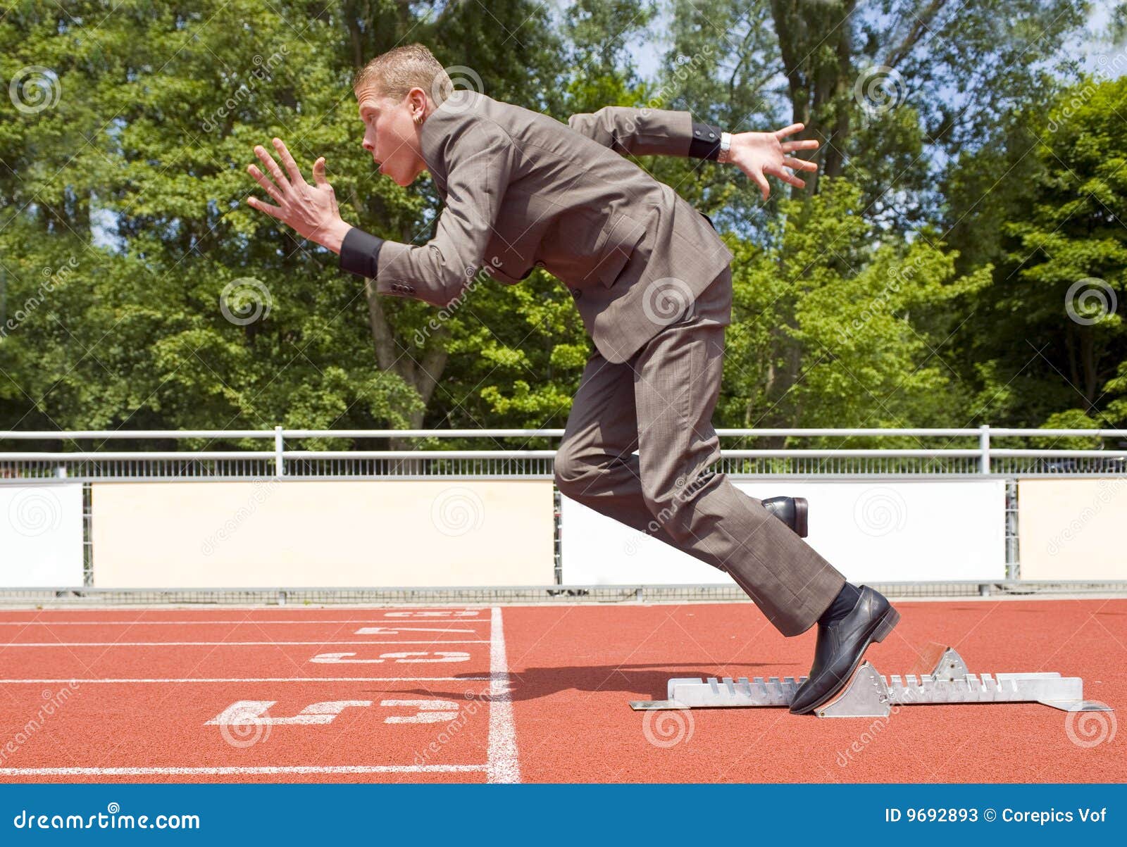 Comienzo de la carrera imagen de archivo. Imagen de profesional - 9692893