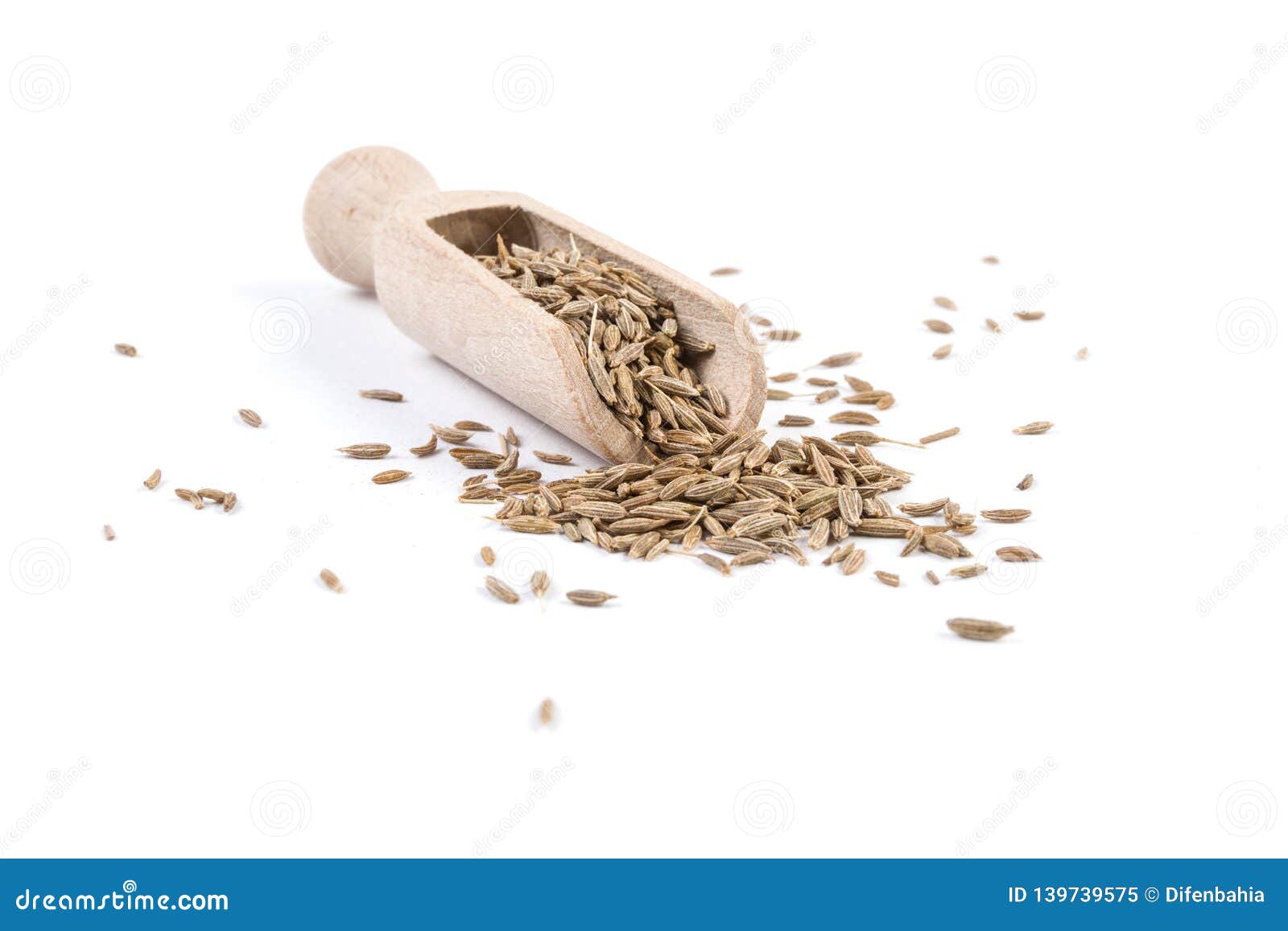 Comino En La Cucharada De Madera Aislada En El Fondo Blanco Primer ...