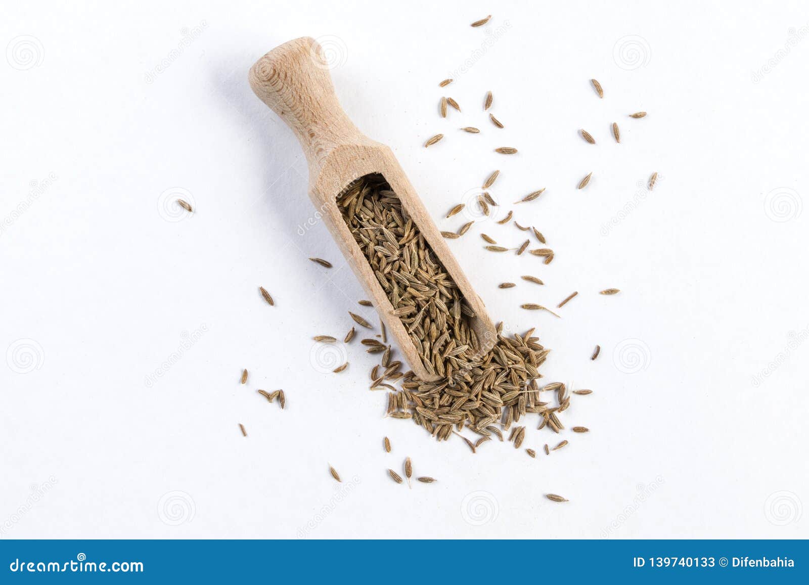 Comino En La Cucharada De Madera Aislada En El Fondo Blanco Primer ...