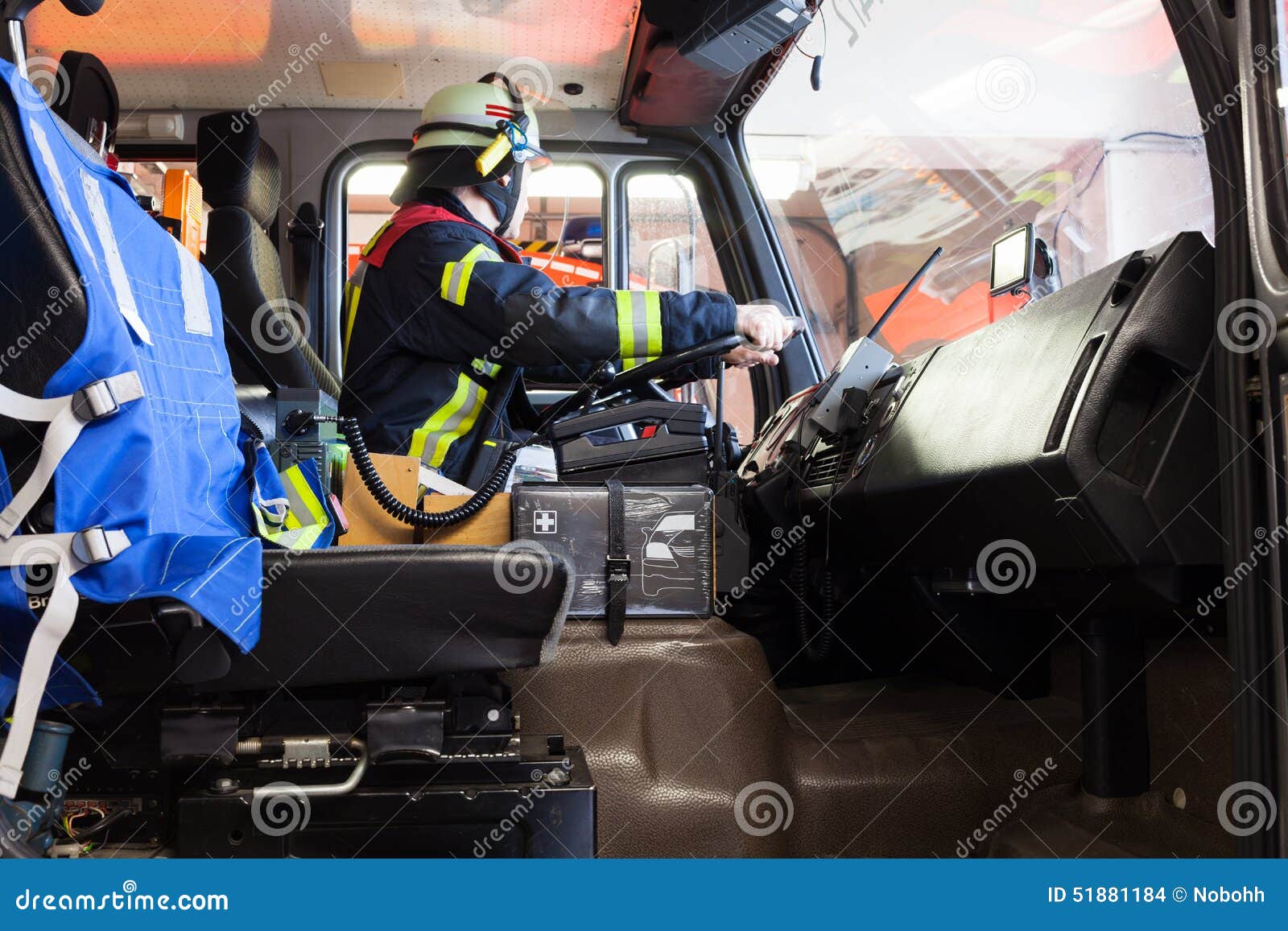 Commande De Pompier Un Camion De Pompiers Photo stock - Image du homme ...