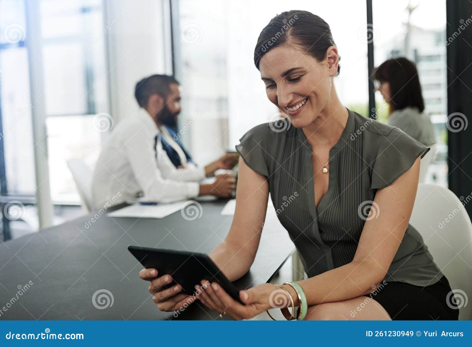 Commerce De Col Blanc. Les Gens D'affaires Du Bureau. Image stock ...
