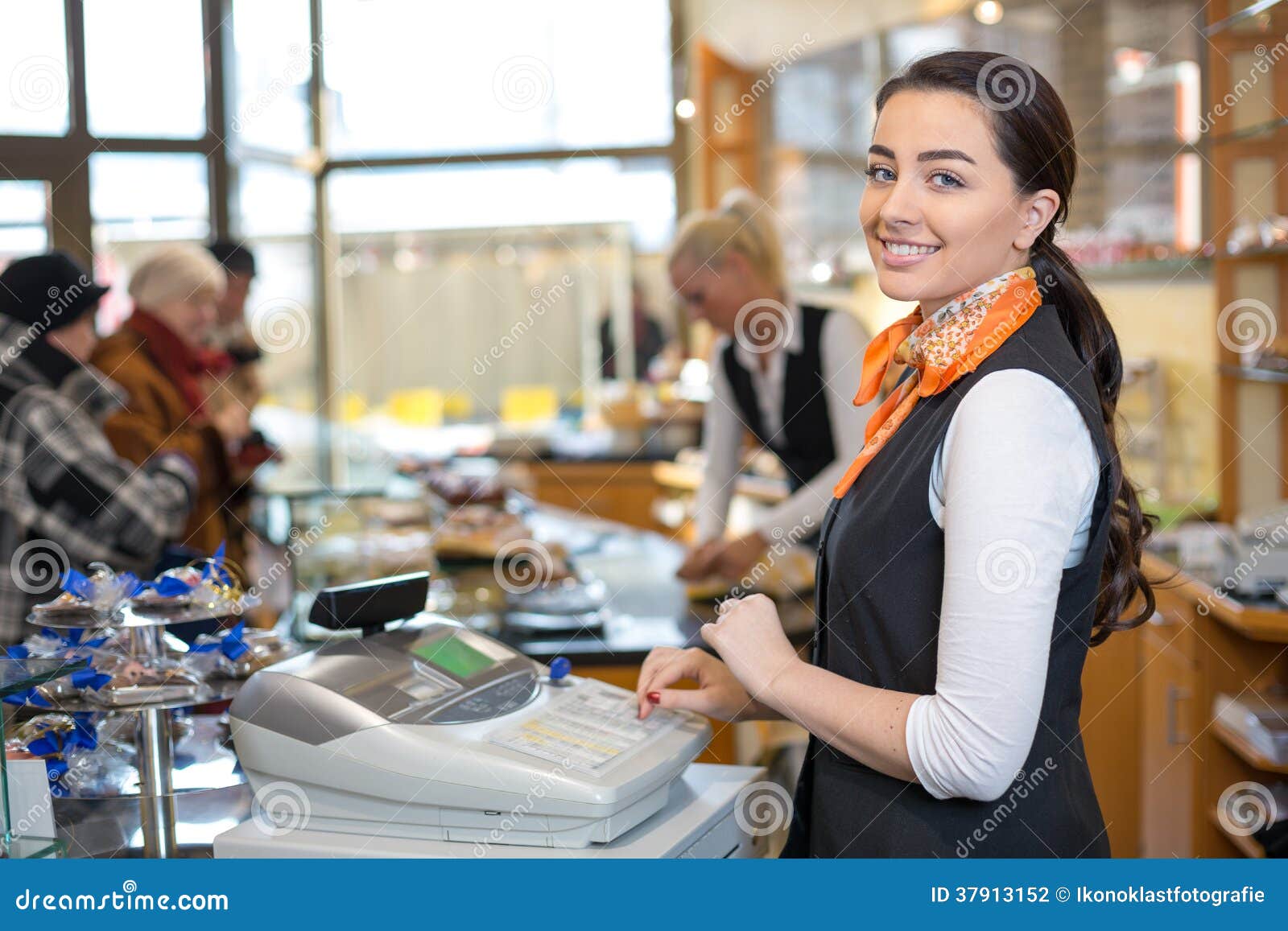 Commerciante E Venditora Al Registratore Di Cassa O Alla Cassa ...
