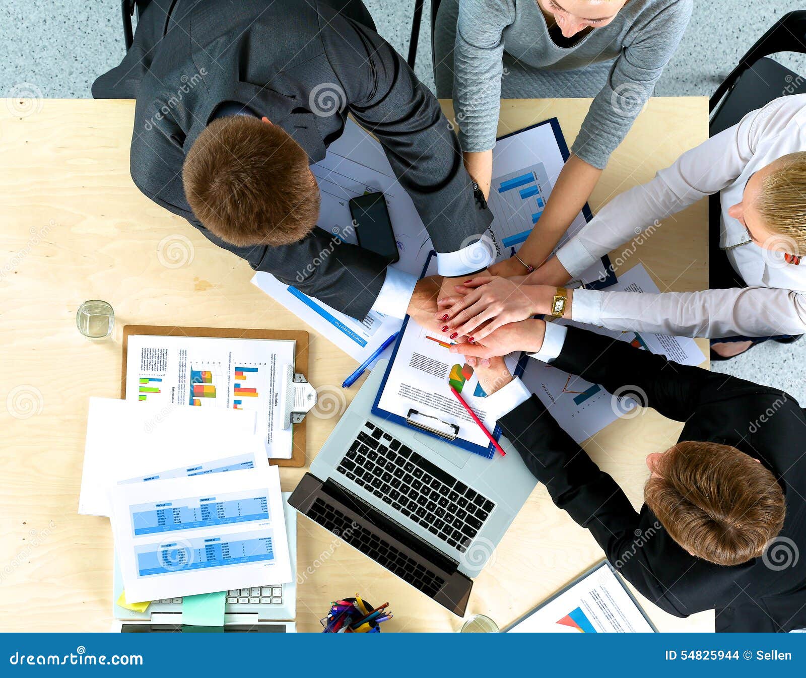 Commercieel Team Met Handen Samen - Groepswerk Stock Foto - Image of ...