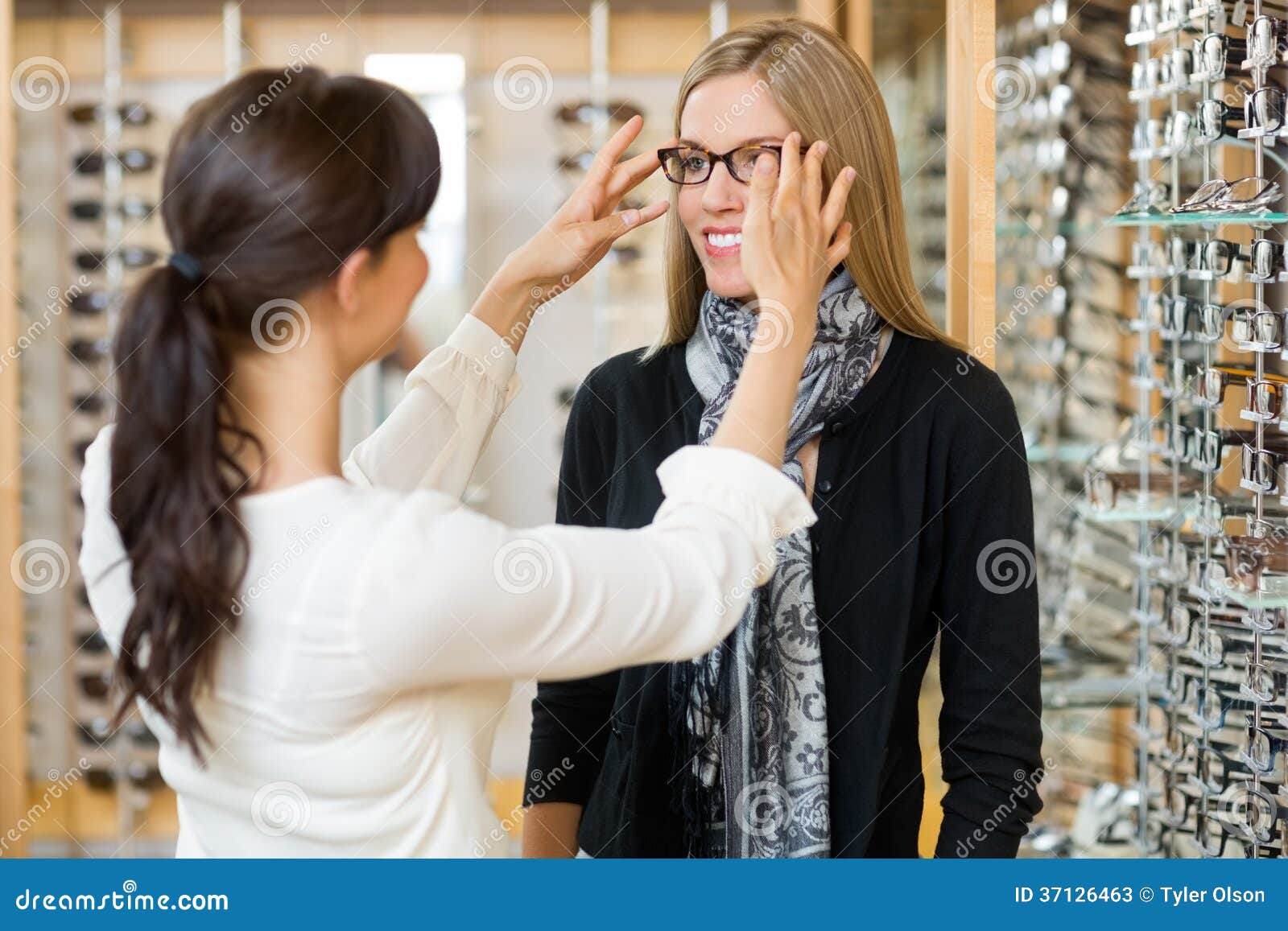 Commessa Che Assiste Cliente in Ai Vetri D'uso Immagine Stock ...