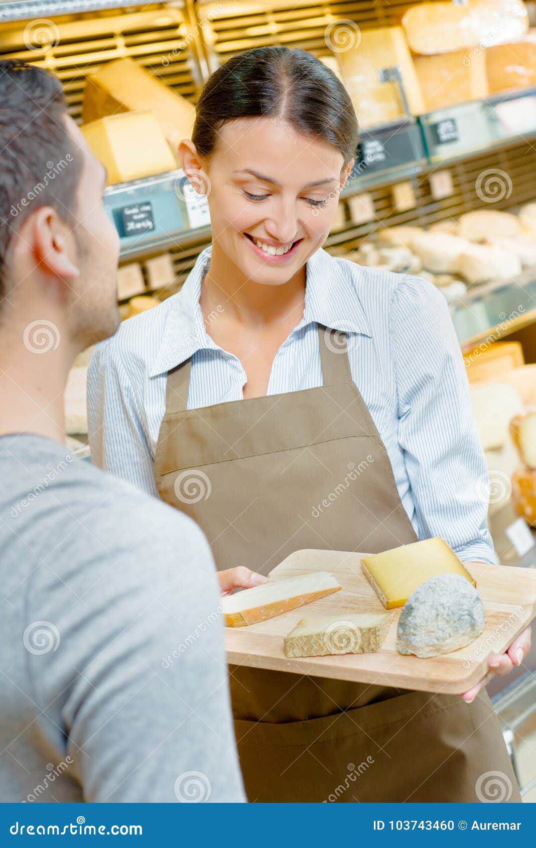 Commesso Che Mostra I Formaggi Del Vassoio Del Cliente Fotografia Stock ...