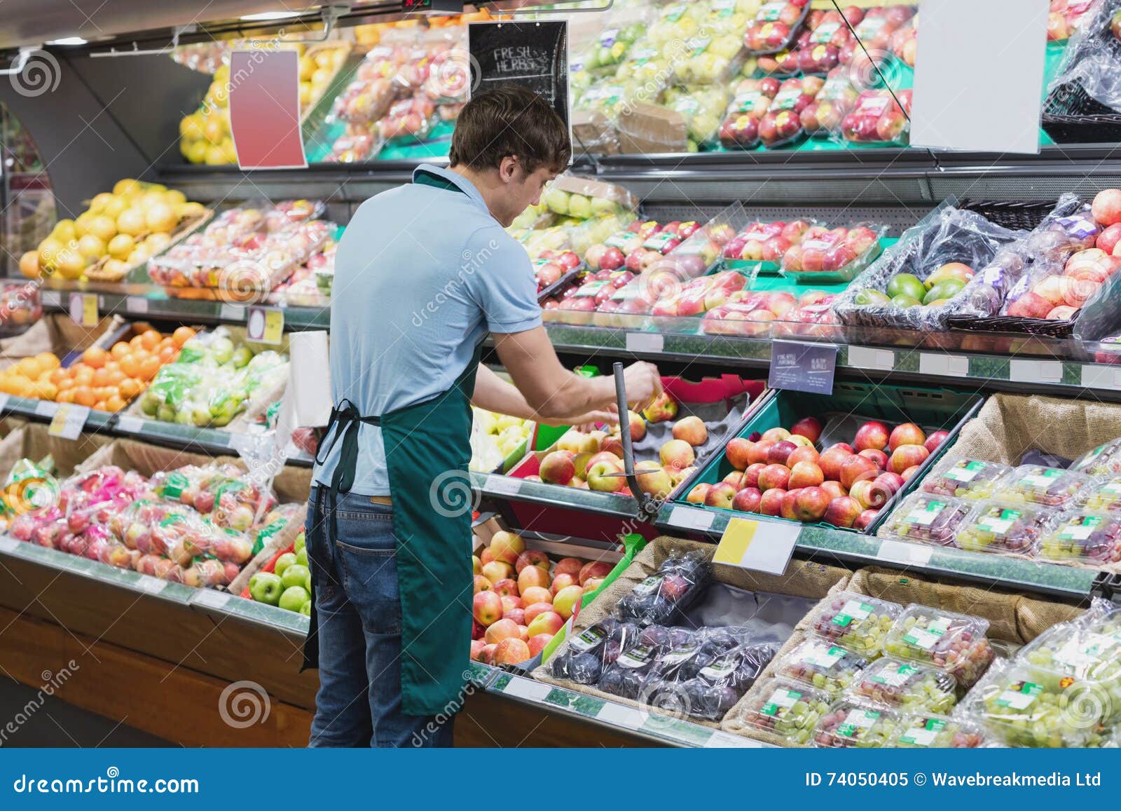 Commesso Che Sistema Gli Scaffali Immagine Stock - Immagine di tenuta ...
