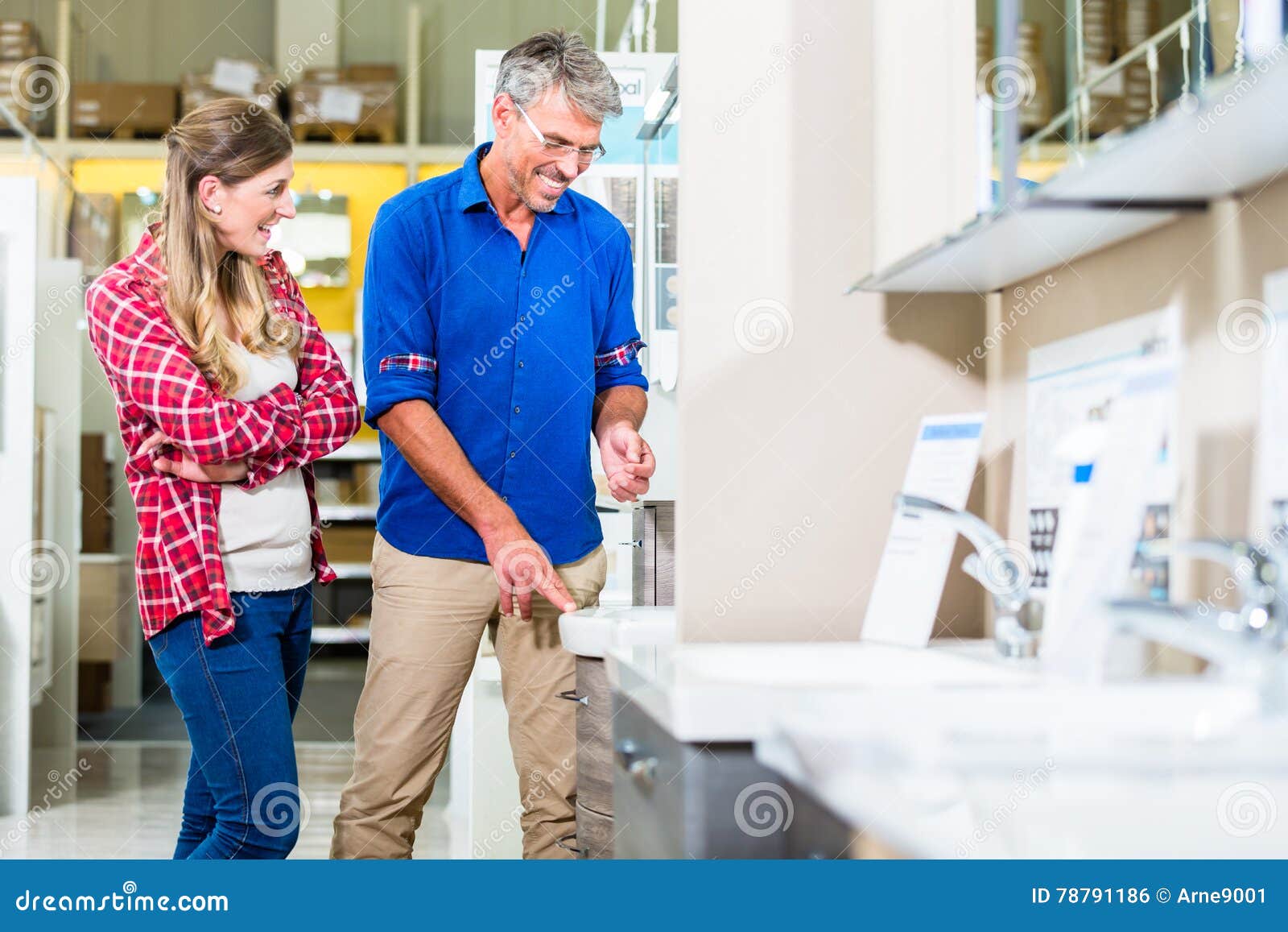 Commesso in Ferramenta Che Consiglia Cliente Circa Lavat Fotografia ...