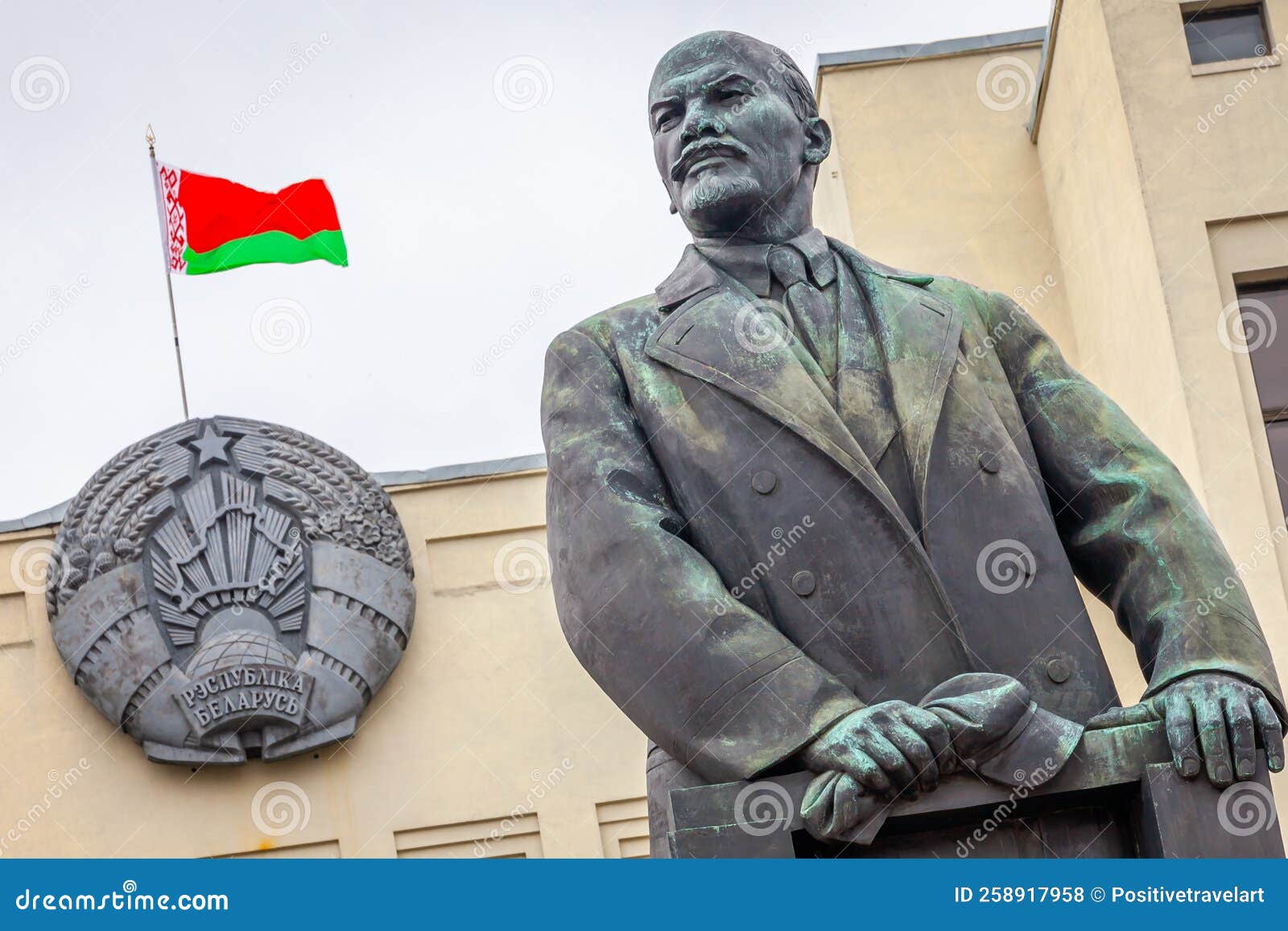 Soviet Lenin and Belarussian Parliament, Independence Square in Minsk ...