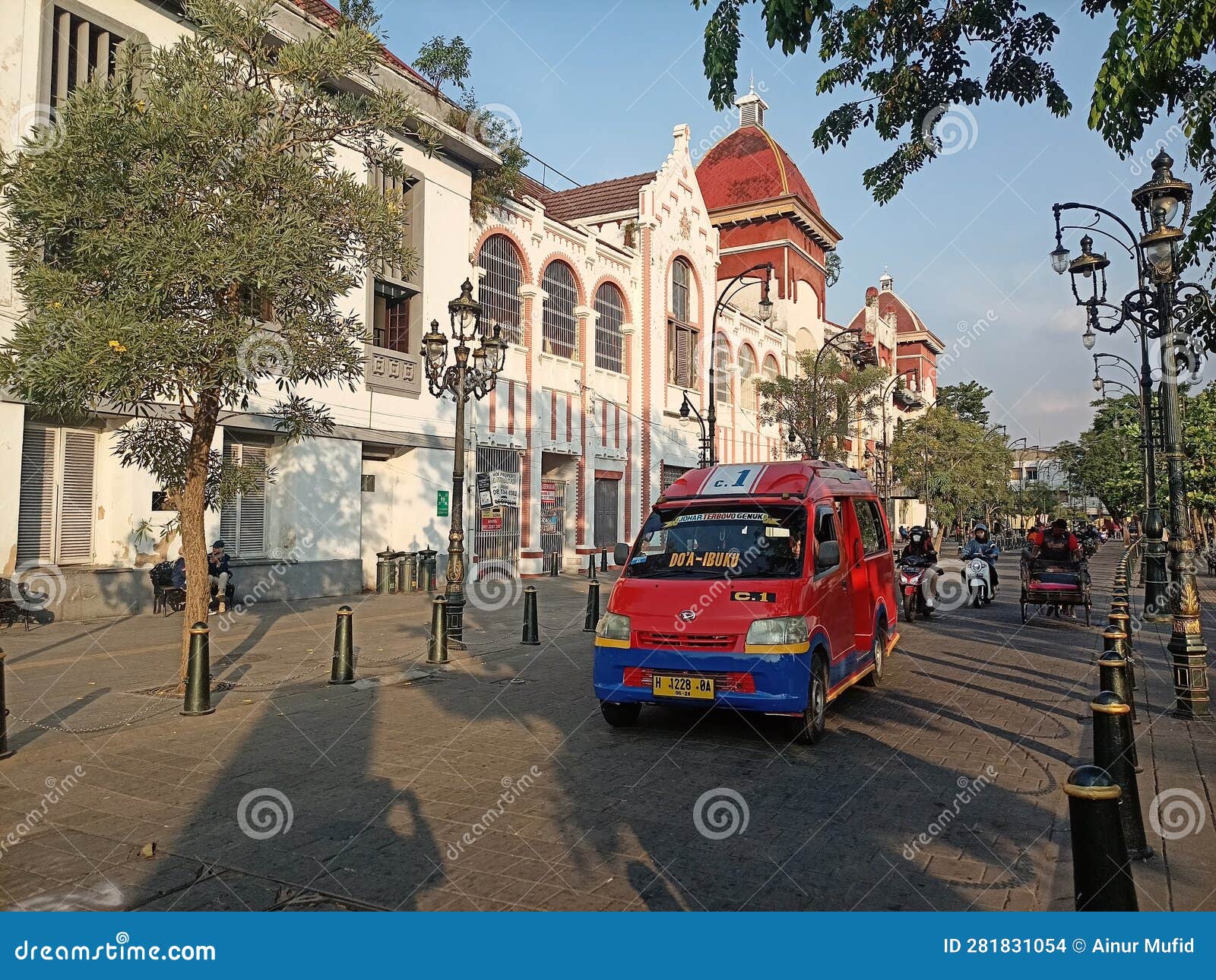 The Community is Active in the Tourist Area of ??the Old City of ...