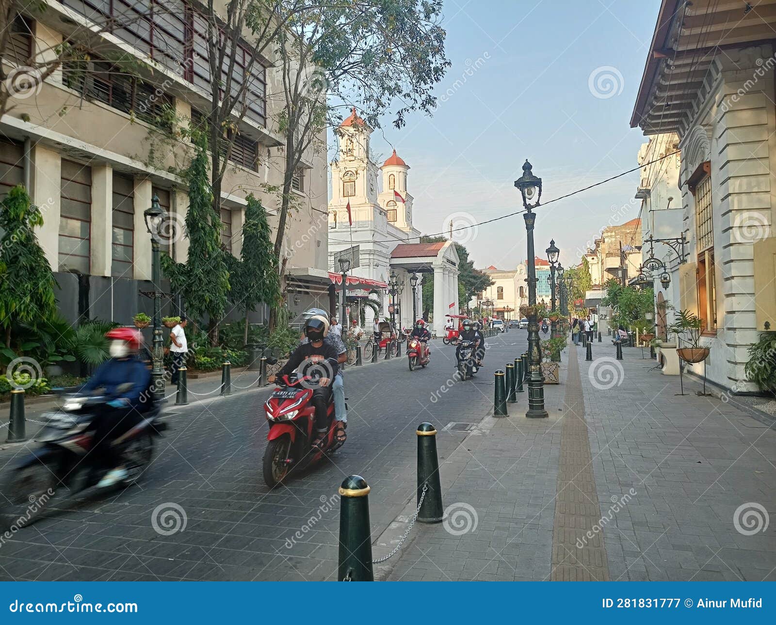 The Community is Active in the Tourist Area of ??the Old City of ...
