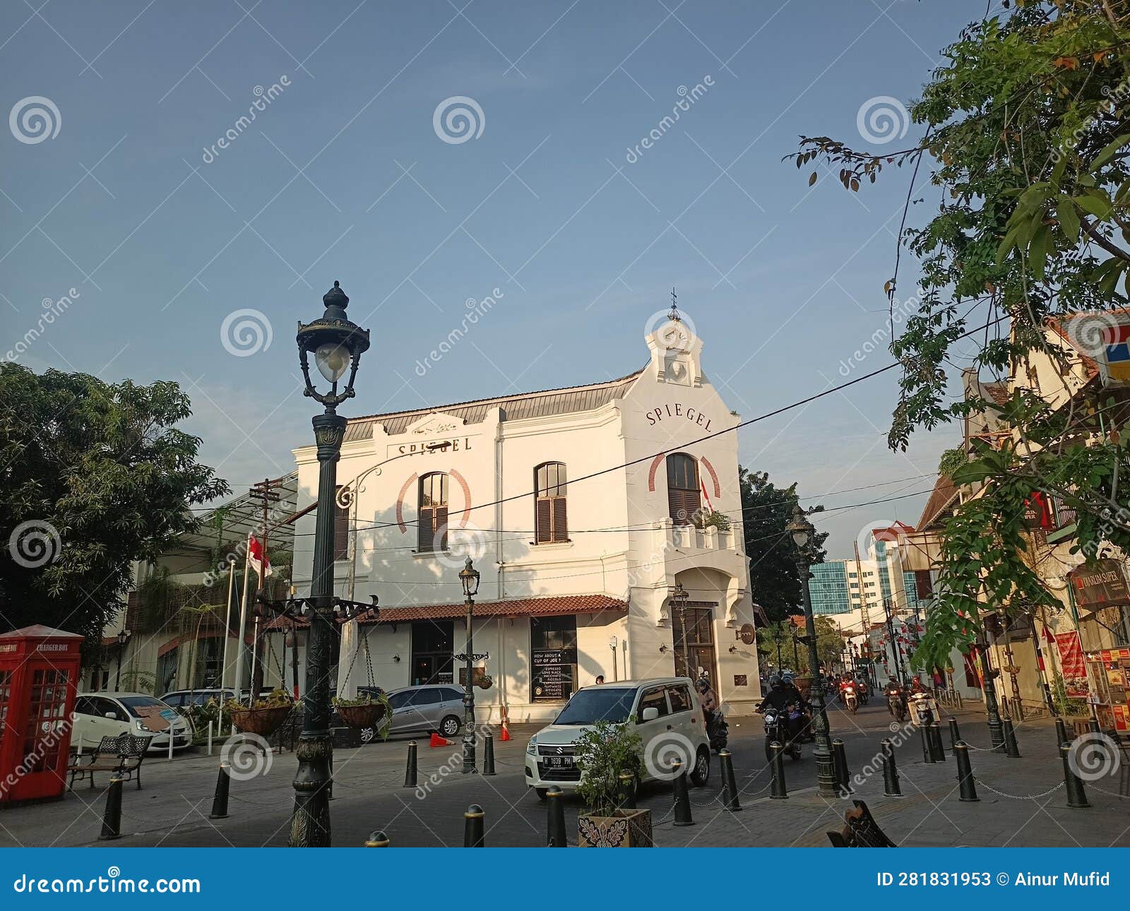 The Community is Active in the Tourist Area of ??the Old City of ...