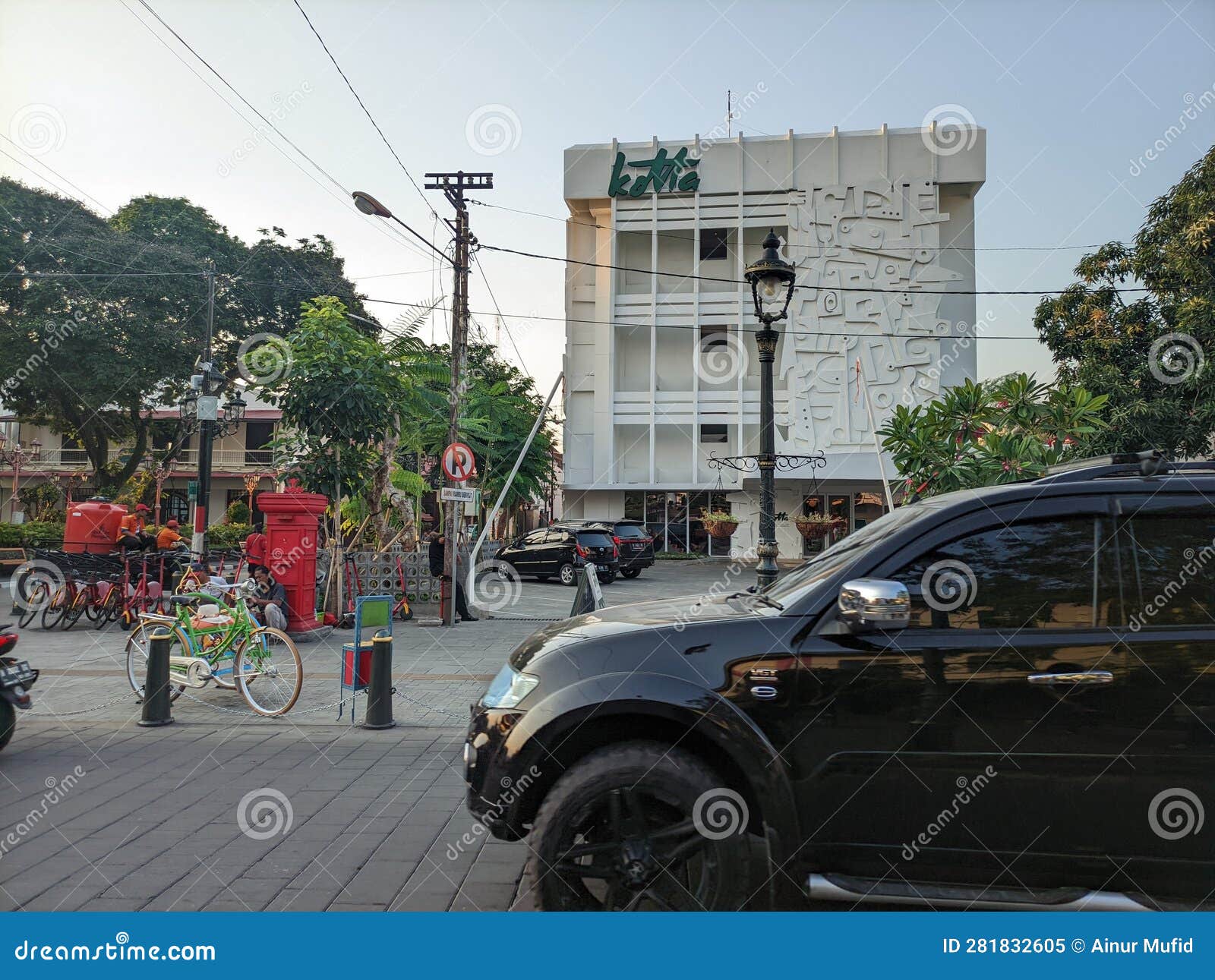 The Community is Active in the Tourist Area of ??the Old City of ...