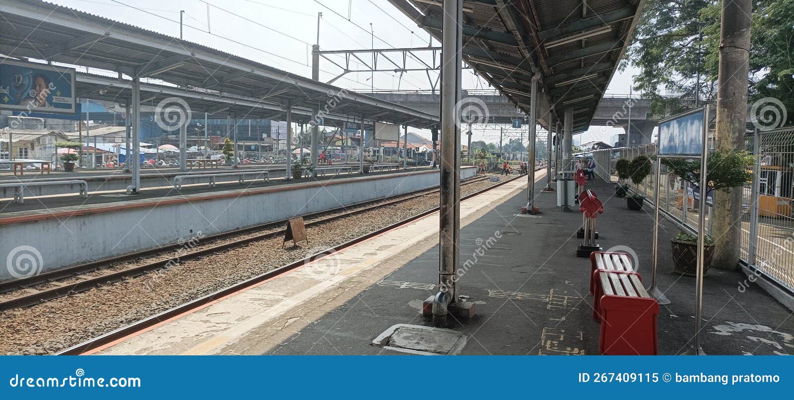 Commuter train platform editorial image. Image of platform - 267409115