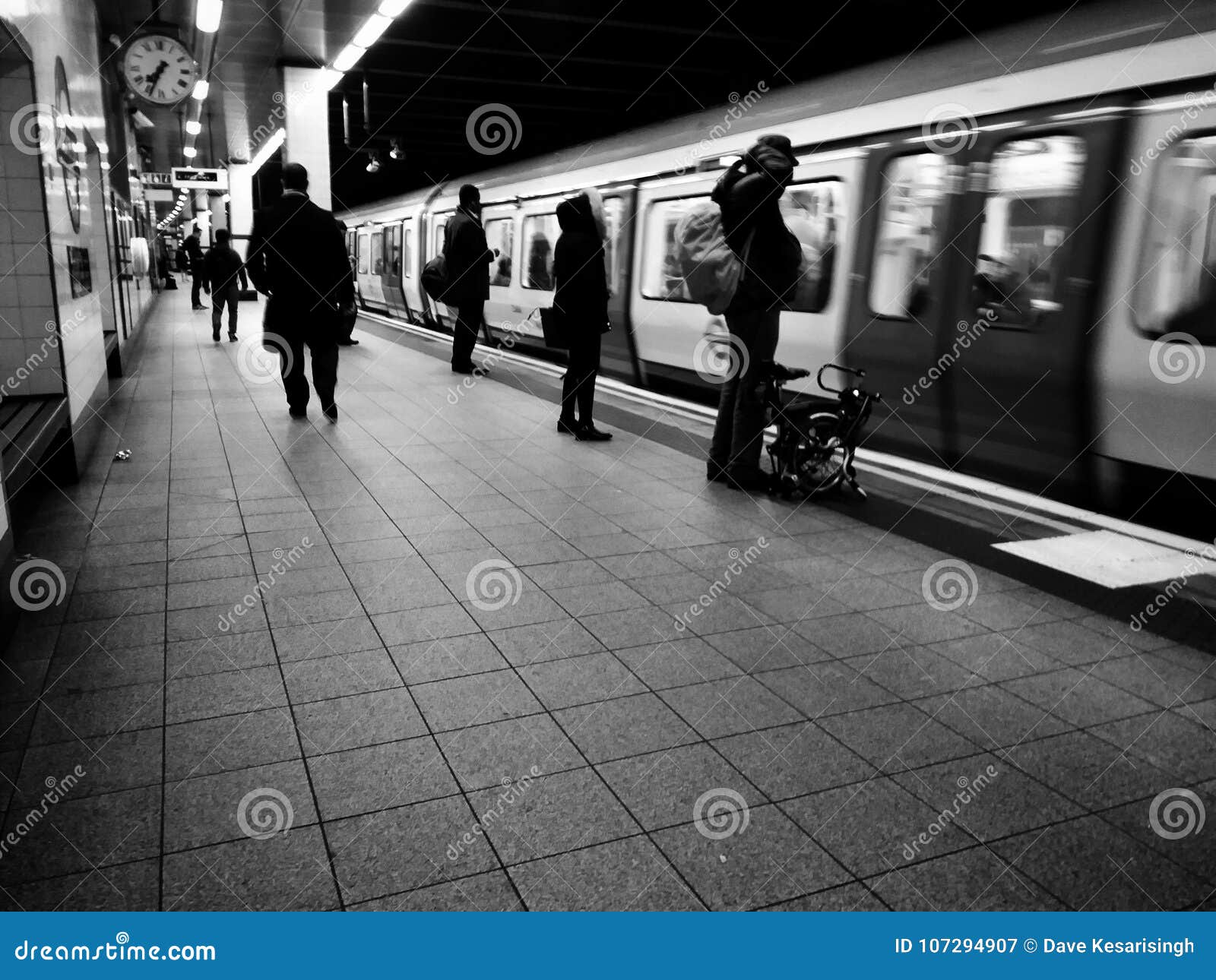 Commuting life 2 editorial photography. Image of underground - 107294907