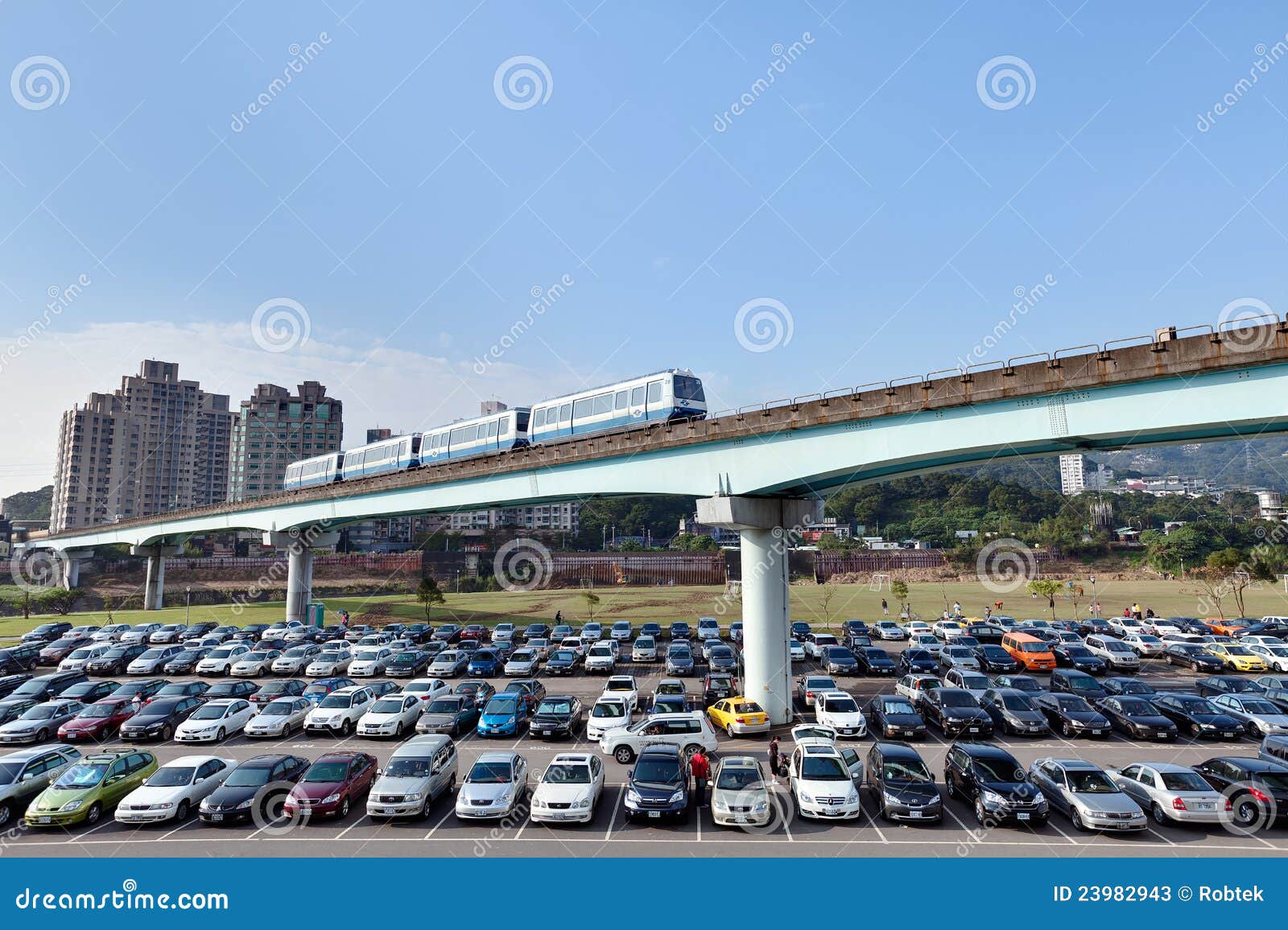 Commuting to the City editorial stock photo. Image of landscape - 23982943