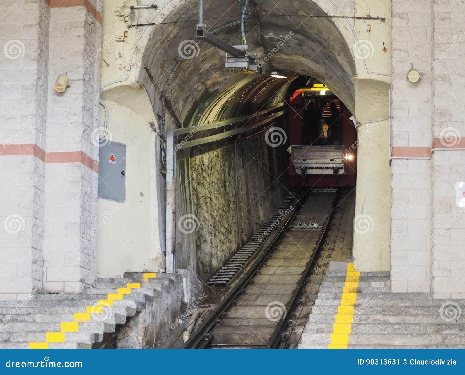 Como Brunate funicolare fotografia editoriale. Immagine di cityscape ...