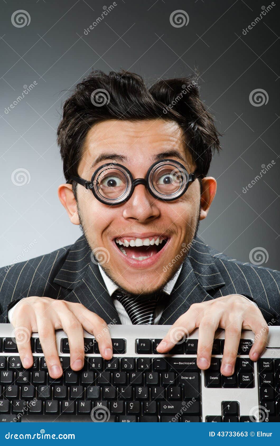 Comouter geek met computer stock afbeelding. Image of gelukkig - 43733663